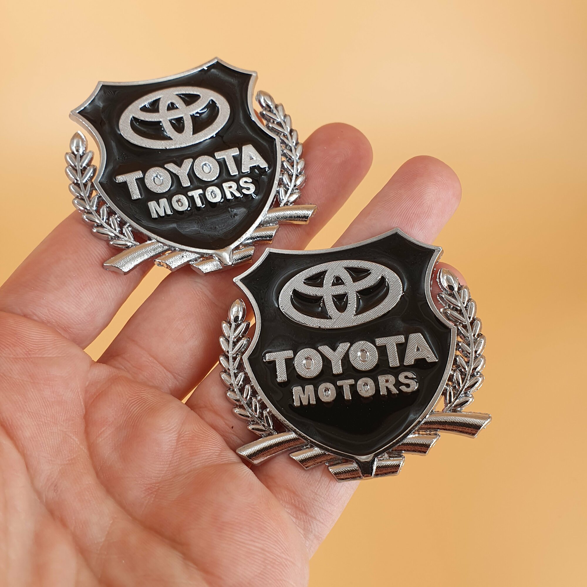 Эмблема Тойота металлическая для авто, хромированная 5.5 х 5 см (2 штуки)