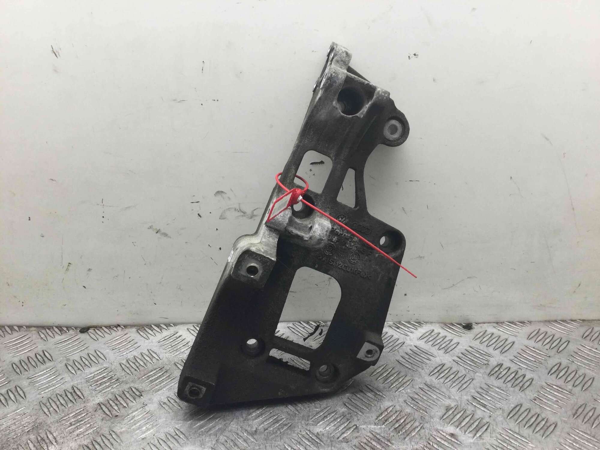 Б/У Кронштейн генератора Volkswagen Golf 4 поколение (1997-2004) 2005 г.