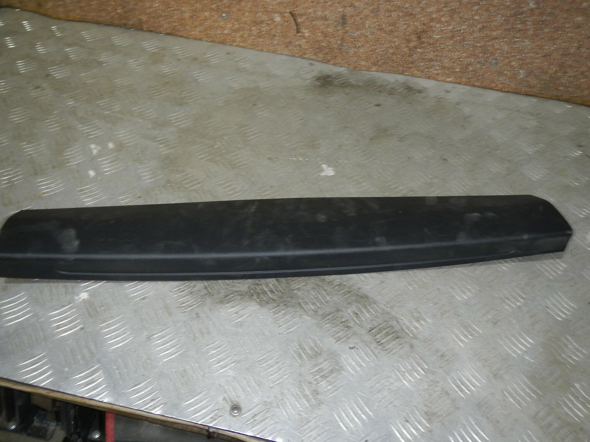 Б/У Обшивка двери багажника, Mitsubishi (Митсубиси)-ASX (10-) MITSUBISHI ASX (10-) верхняя царапины. сломано крепление. 5...