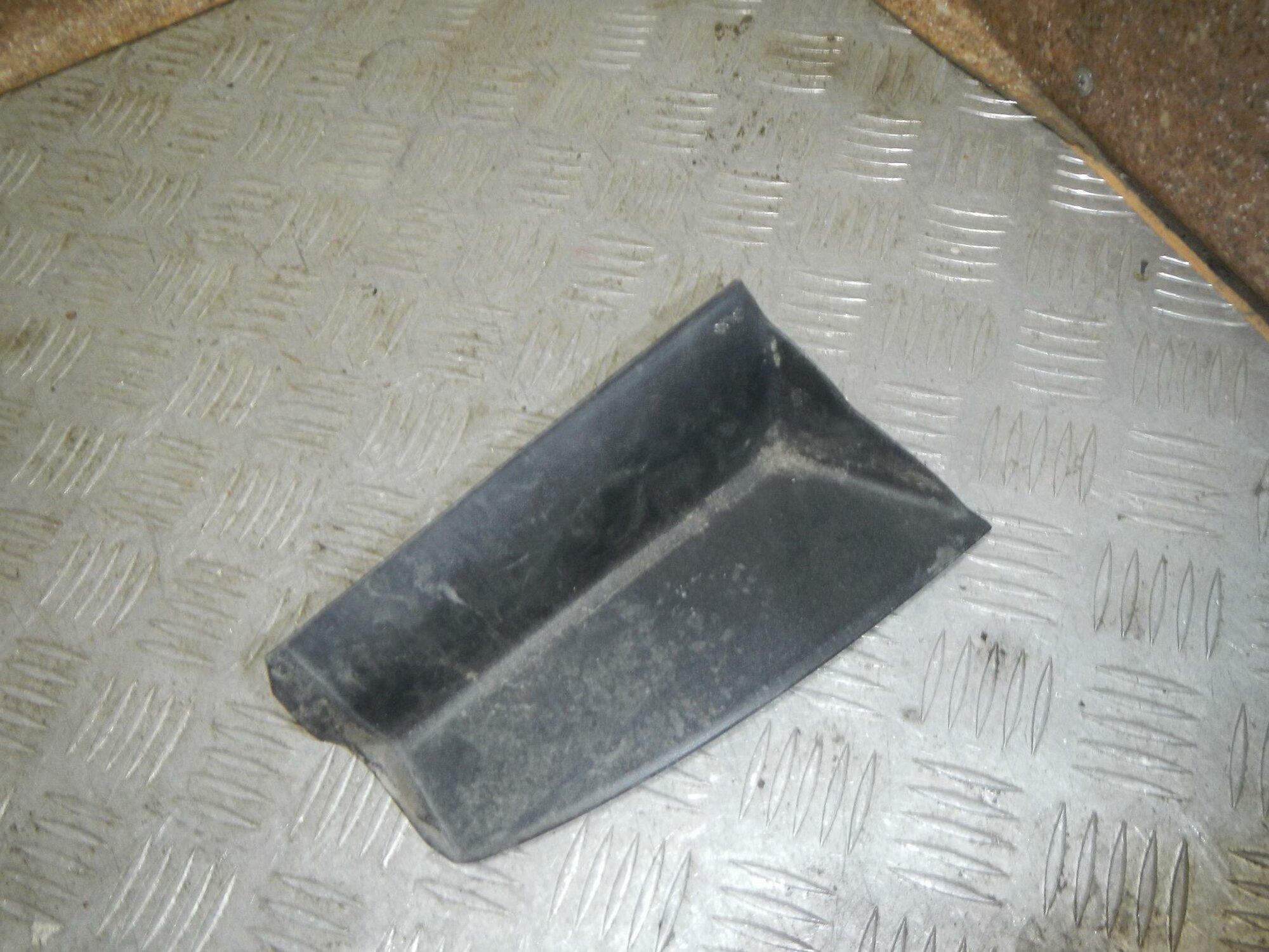 Б/У Накладка (кузов внутри), Audi (Ауди)-A8 (D4) (11-18) AUDI A8 (D4) (11-18) левого фонаря Царапины, сломано крепление. ...