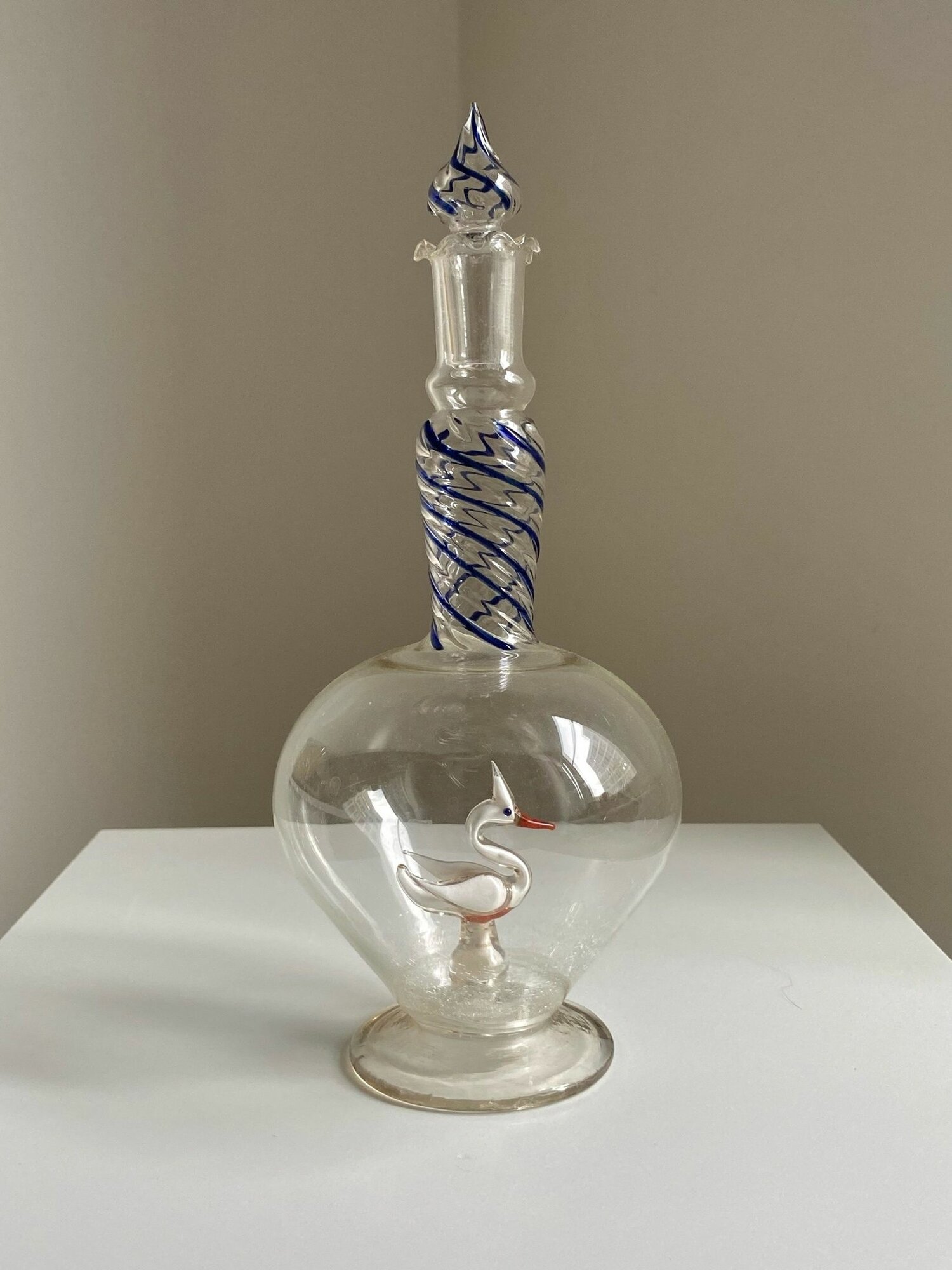 Графин винтажный "Лебедь" СССР. Недостатки у стекла, смотреть фото. Цветное стекло. Высота: 25 см.