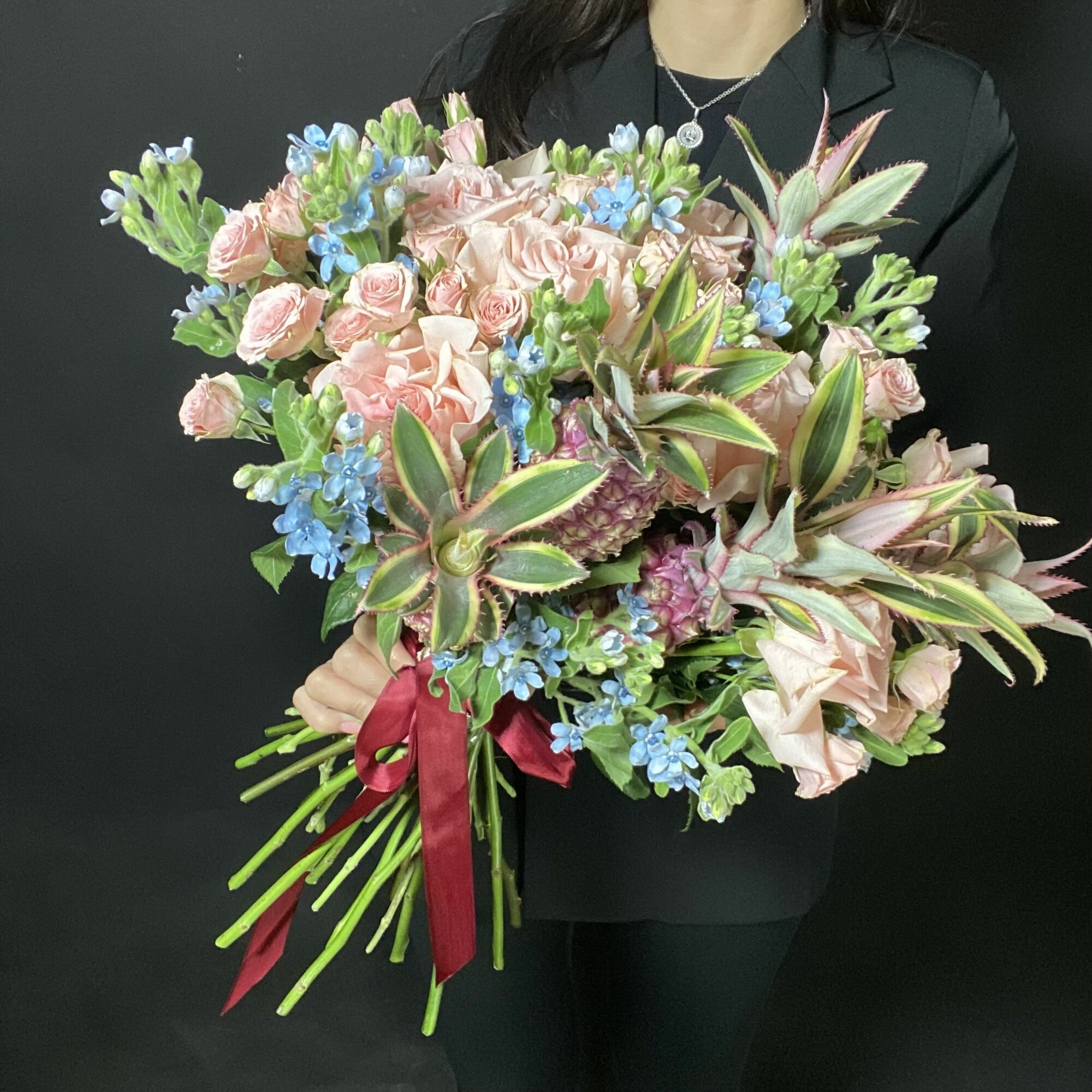 Яркий красивый букет (ананас декоративный, роза французская розовая, роза кустовая розовая, оксипеталум)