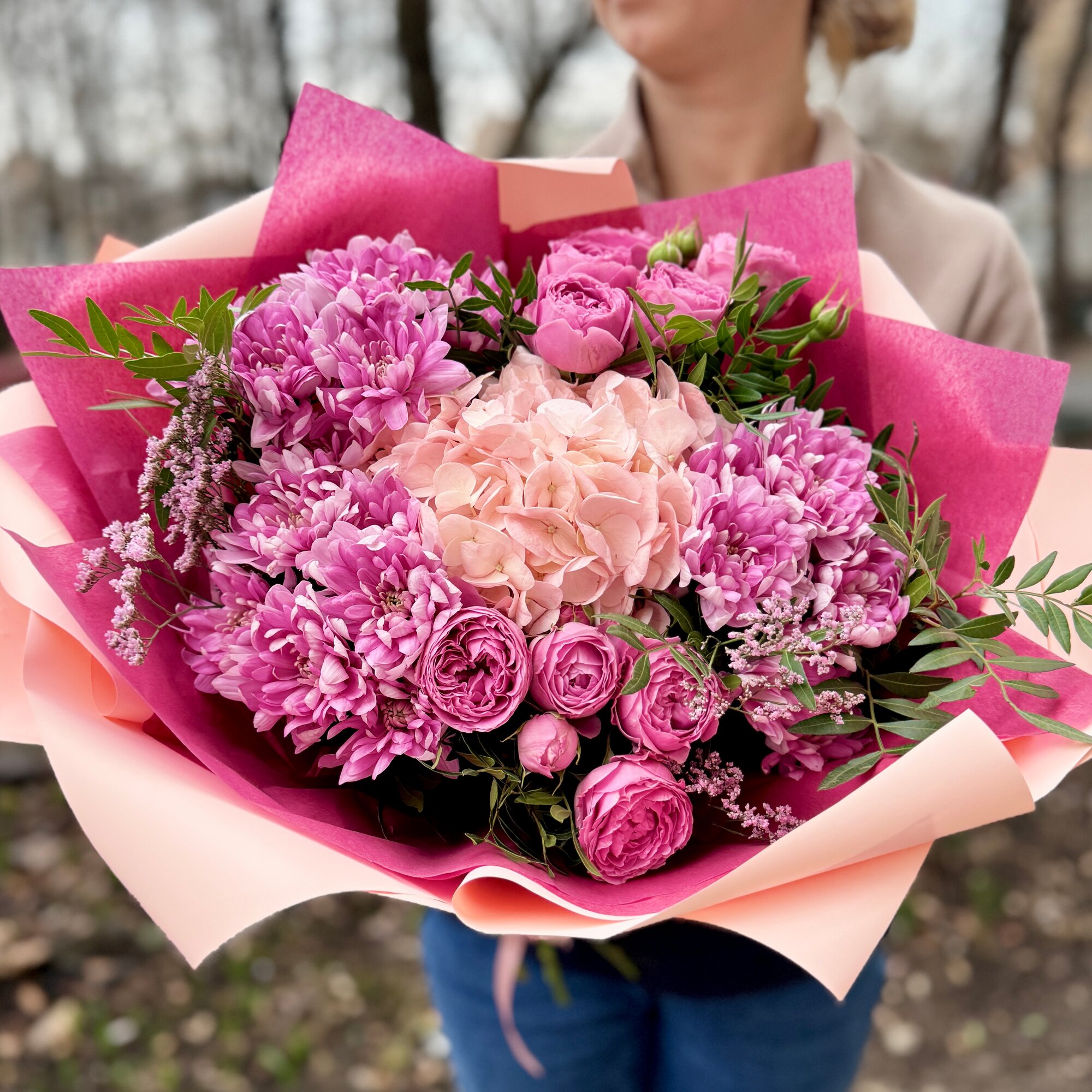 Авторский букет из свежих кустовых роз, хризантем и белой гортензией