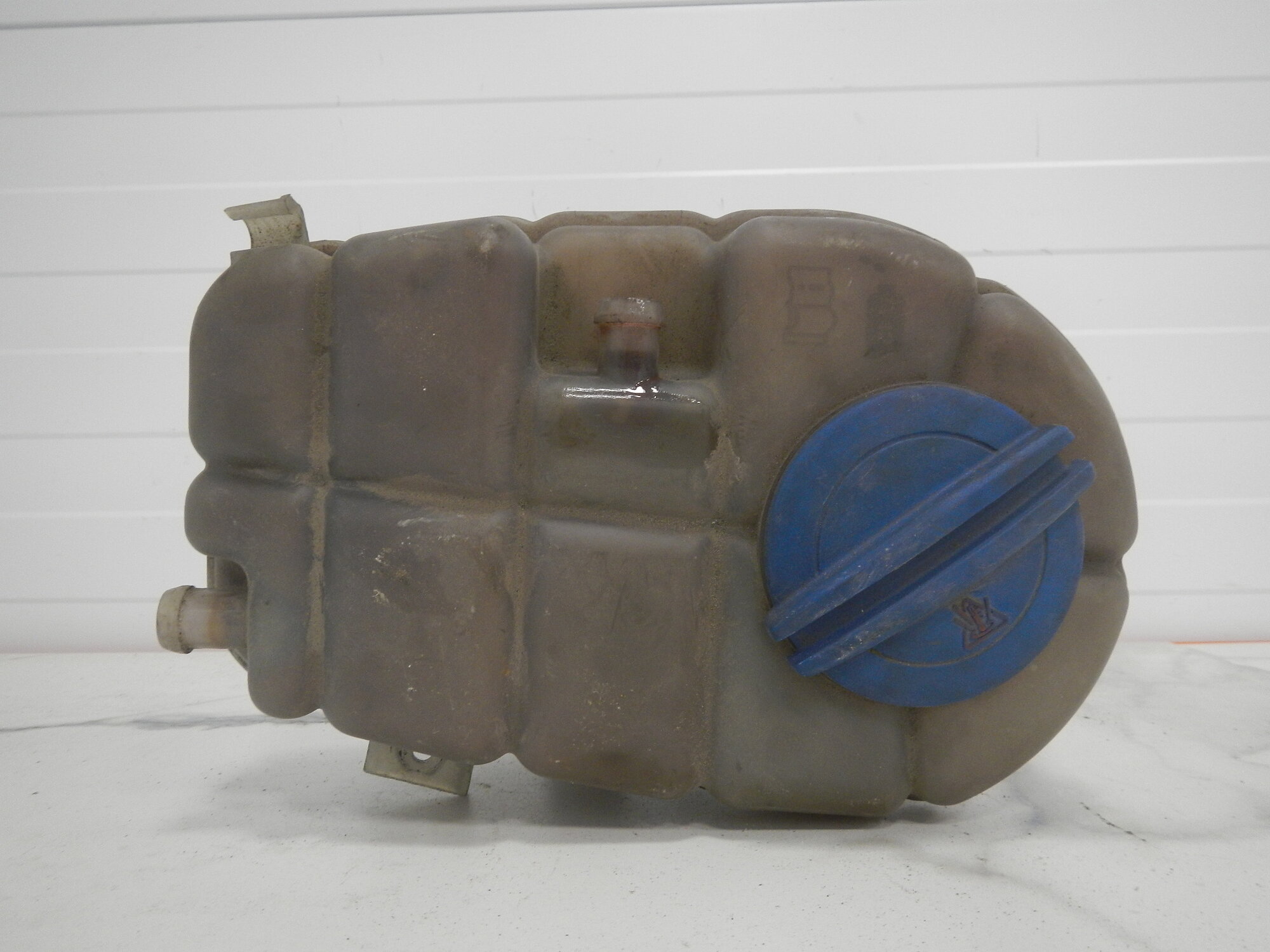 Б/У Бачок расширительный, Audi (Ауди)-A6 (C7) (11-18) AUDI A6 (C7) (11-18) Поврежден корпус. 596427 VAG арт. 4G0121403G