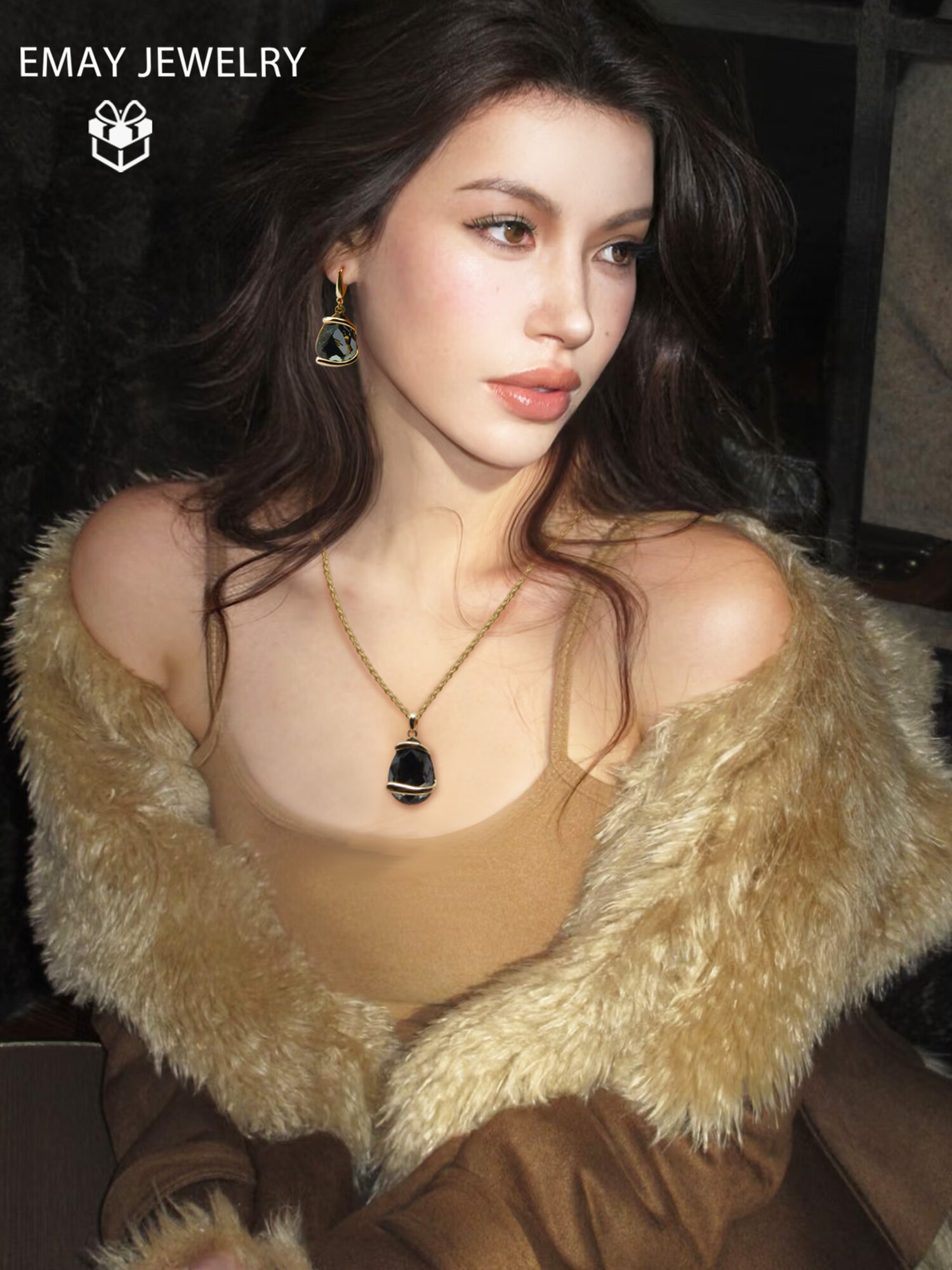 Колье, искусственный камень, шпинель синтетическая