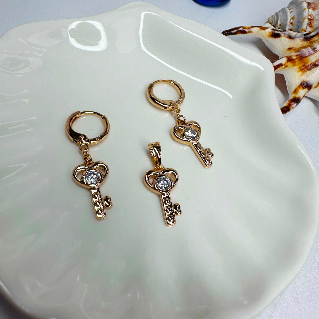 Комплект бижутерии: подвеска, серьги, циркон