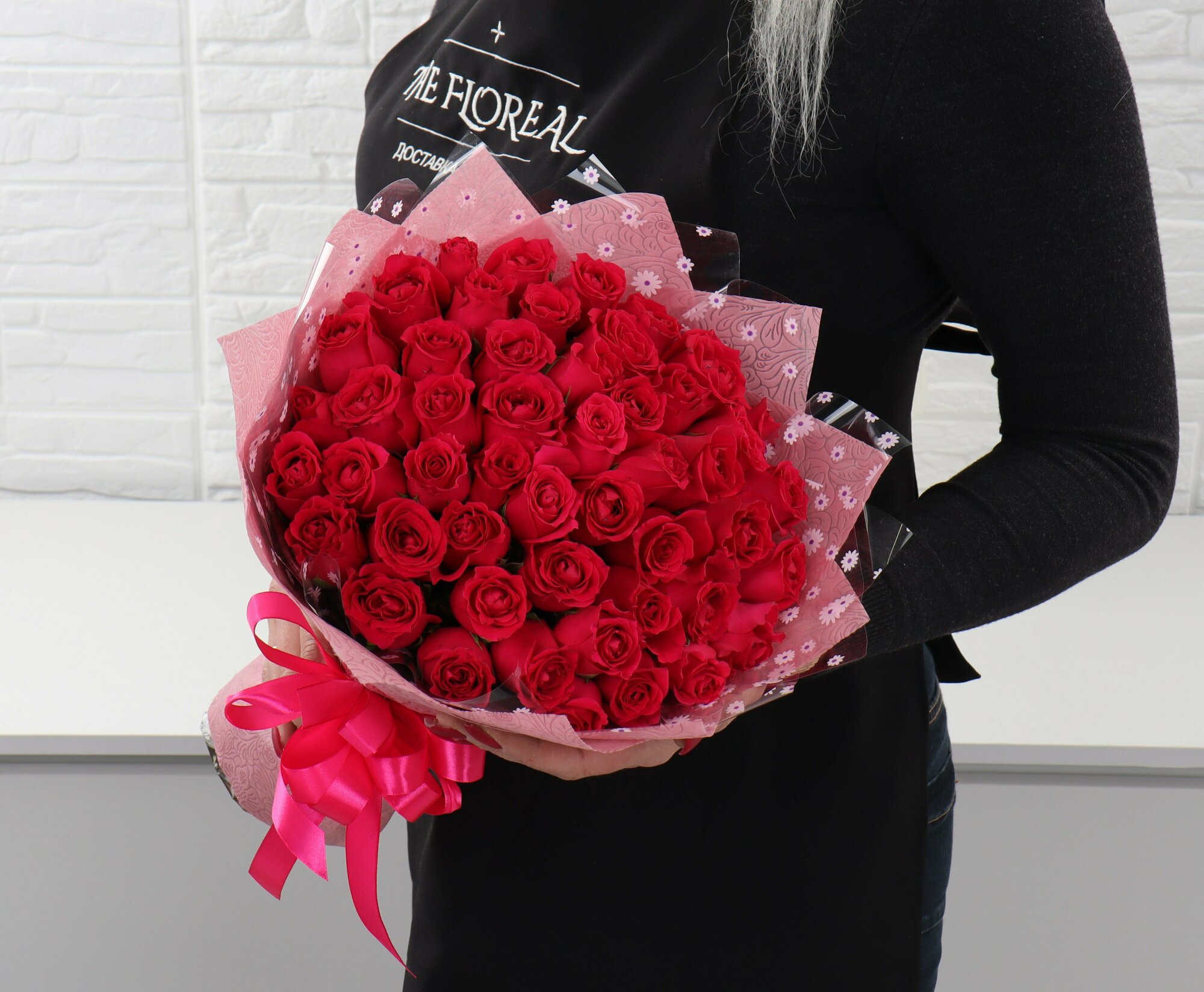 Букет "THE FLOREAL", кенийская роза, 51 малиновая, высота 40 см