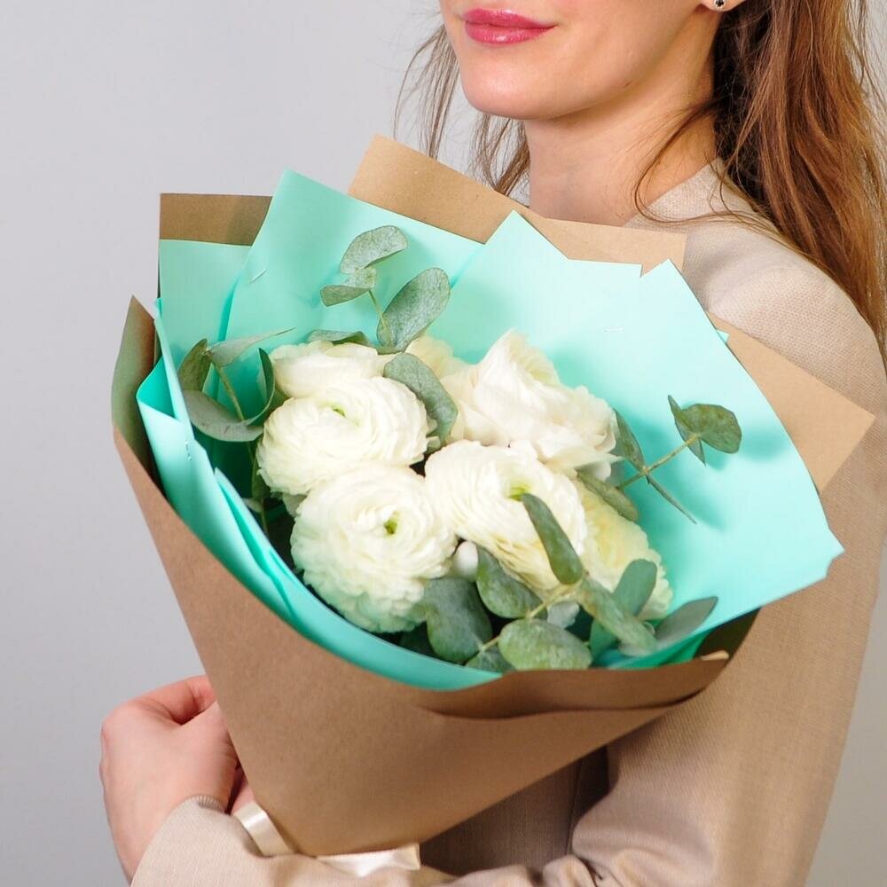 Монобукет "Королевство Праздника", ранункулюсы, эвкалиптовые ветви, высота 40см