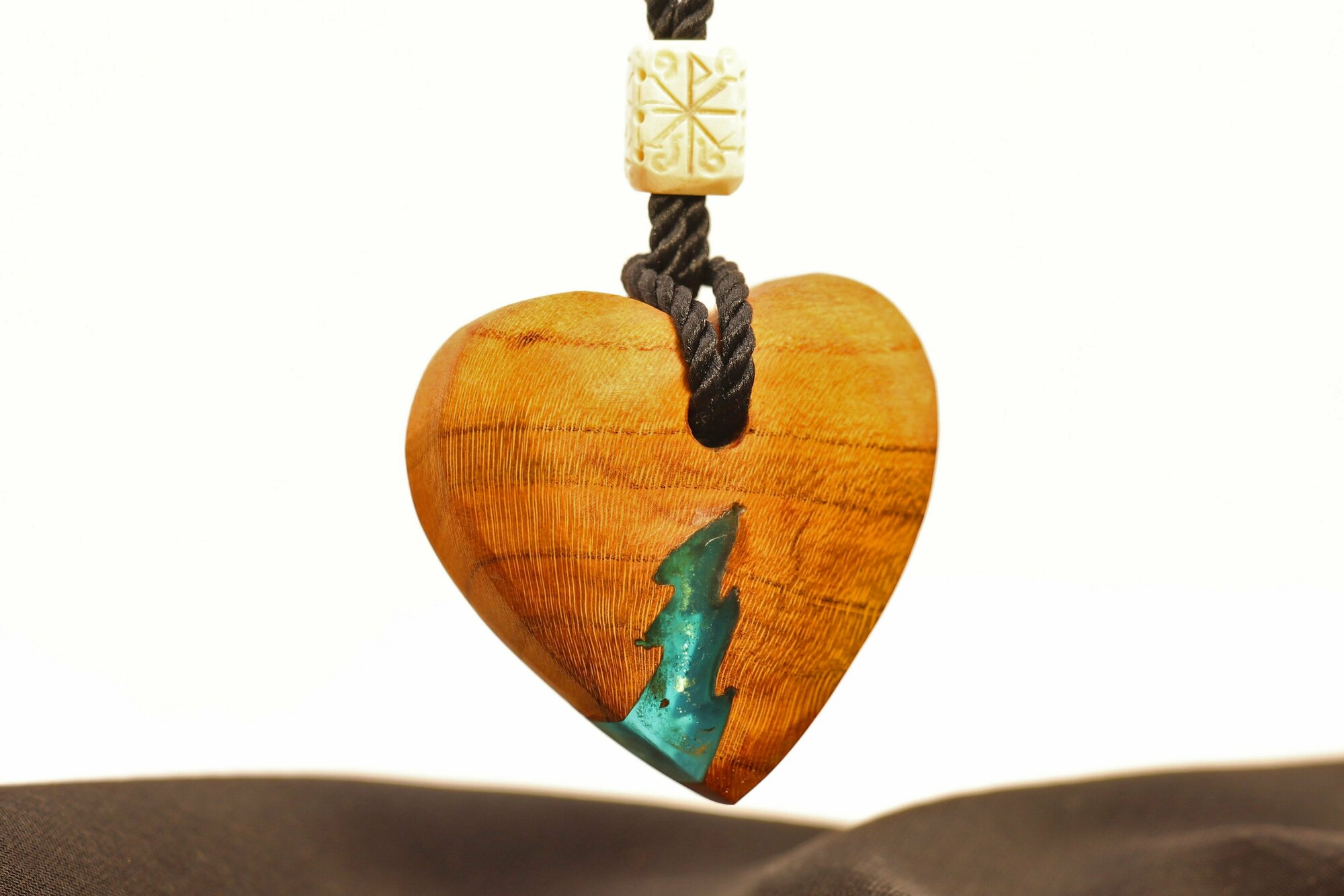 Сердце-кулон дерево (мамонт, смола, абрикос)