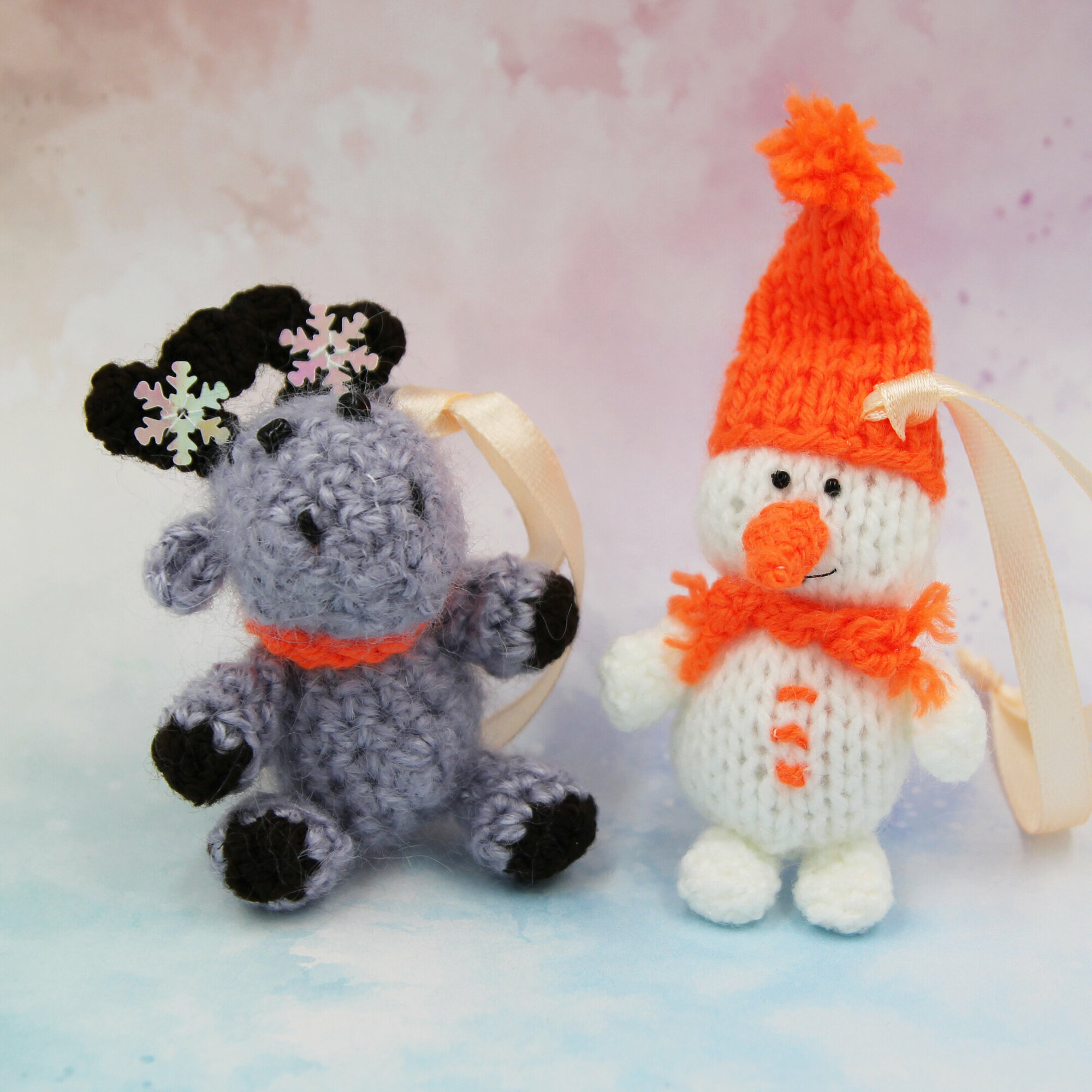 Вязаные Снеговик 10 см и Олень 7 см. Игрушки ручной работы