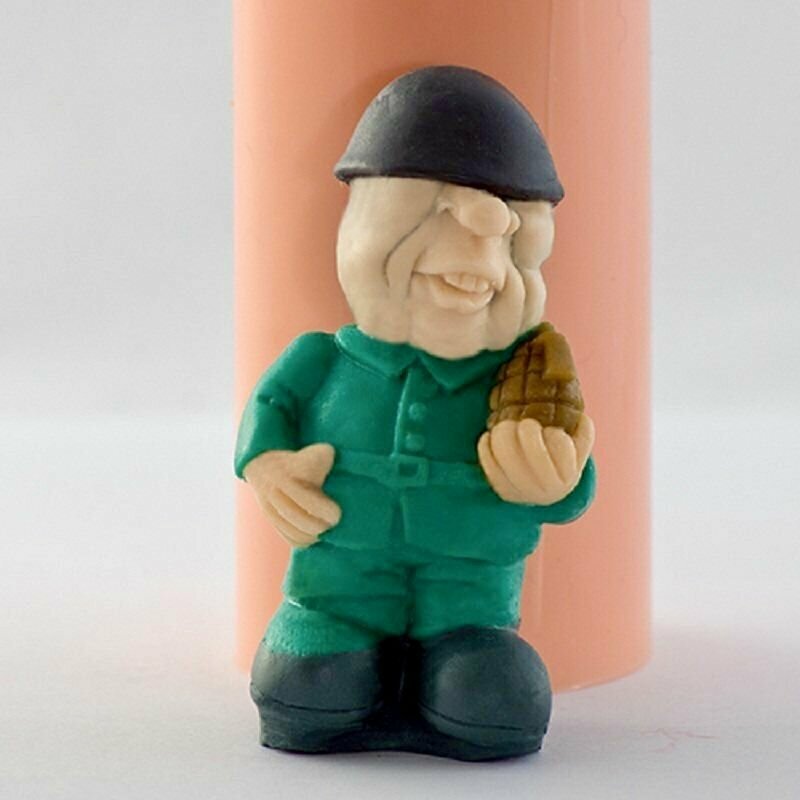 Силиконовая форма для мыла Солдат с гранатой 3D, для свечей гипса 1шт 8 х 4 х 3см