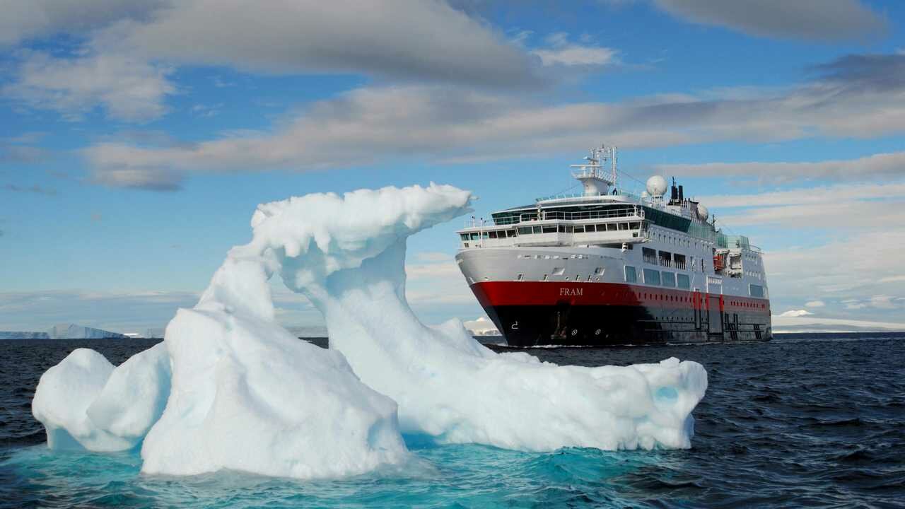 Картина на холсте 110x60 LinxOne "Лёд айсберг" интерьерная для дома / на стену / на кухню / с подрамником