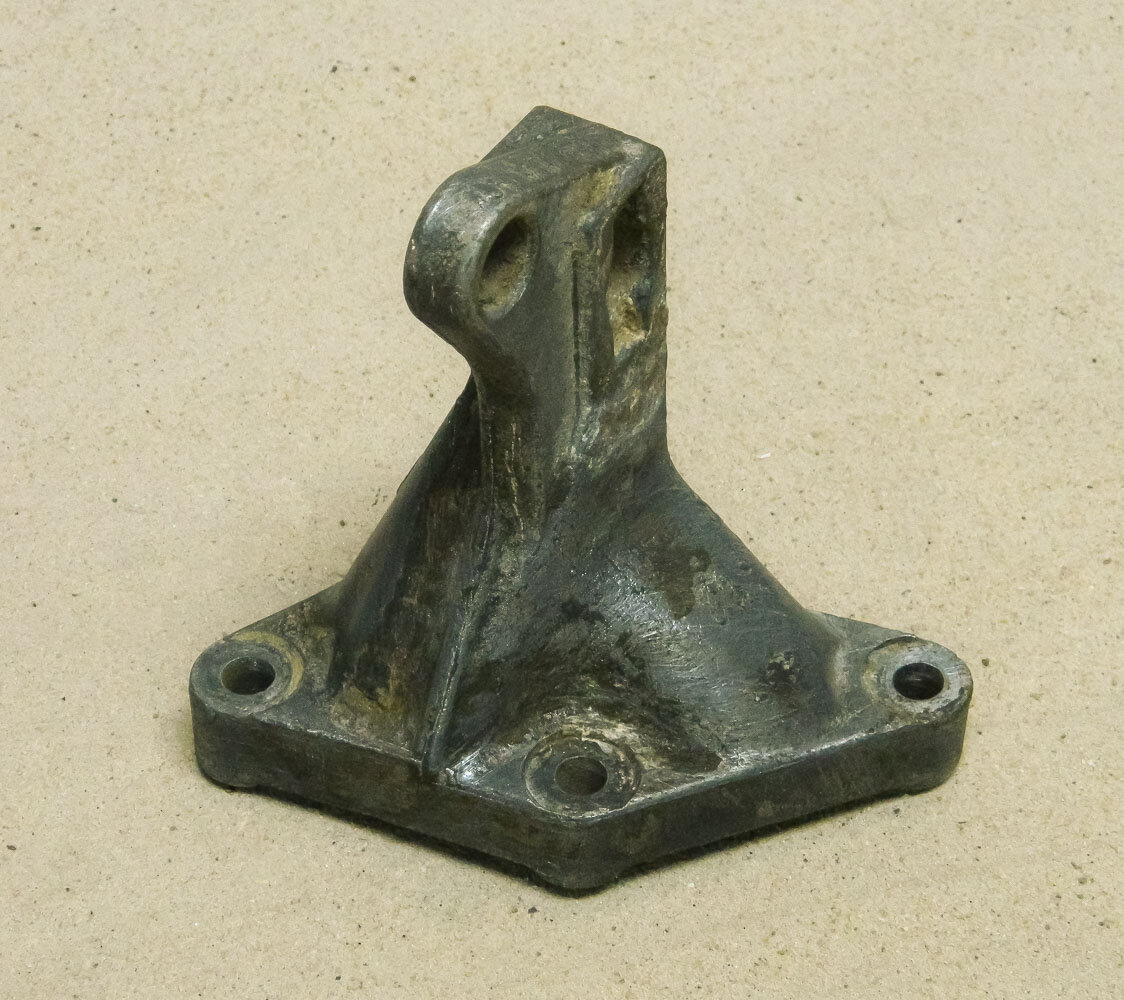 Кронштейн КПП Passat B3