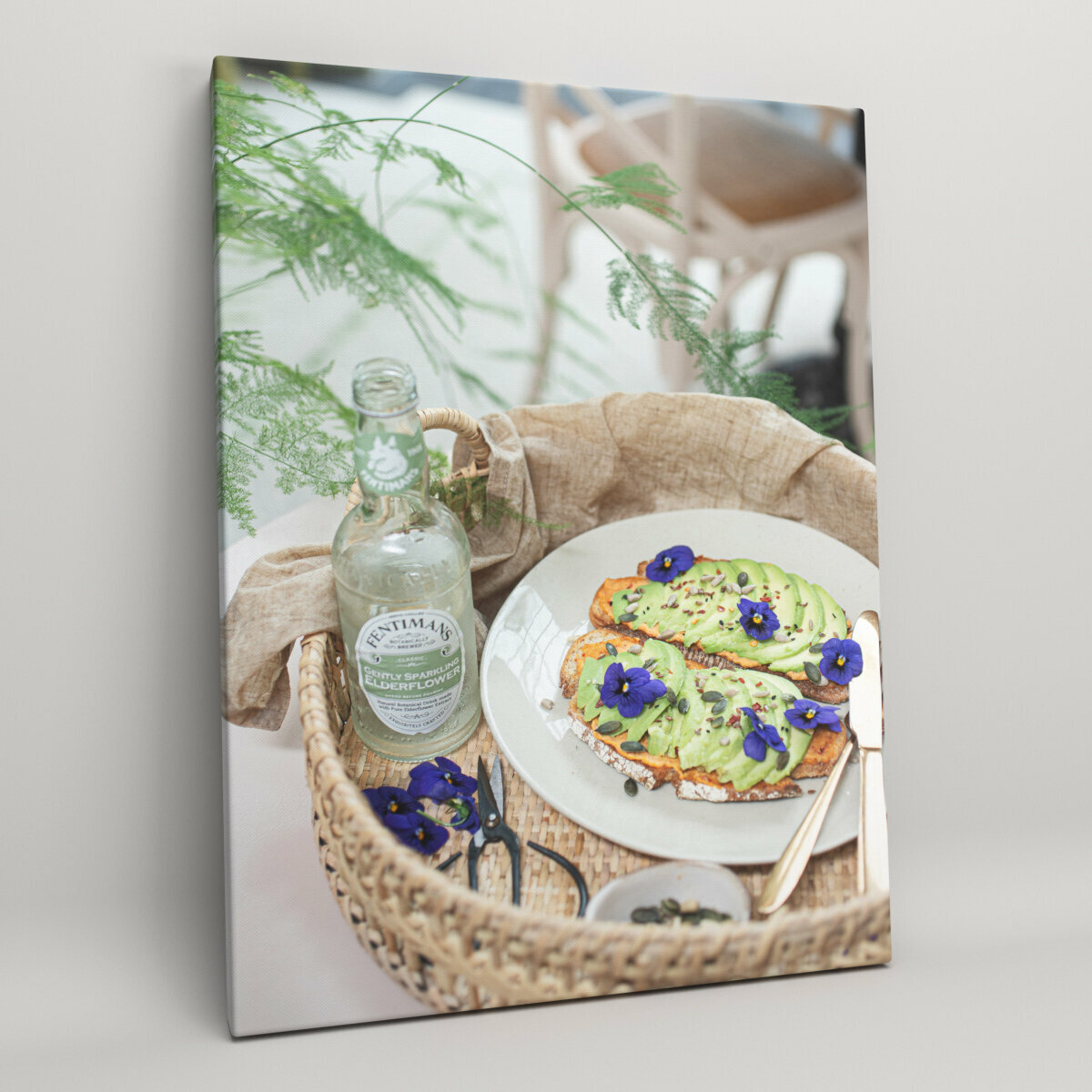 Картина на холсте (интерьерный постер) "Брускетты с фиалками в стиле прованс" для кухни, кафе и ресторанов, с деревянным подрамником, размер 45x60 см