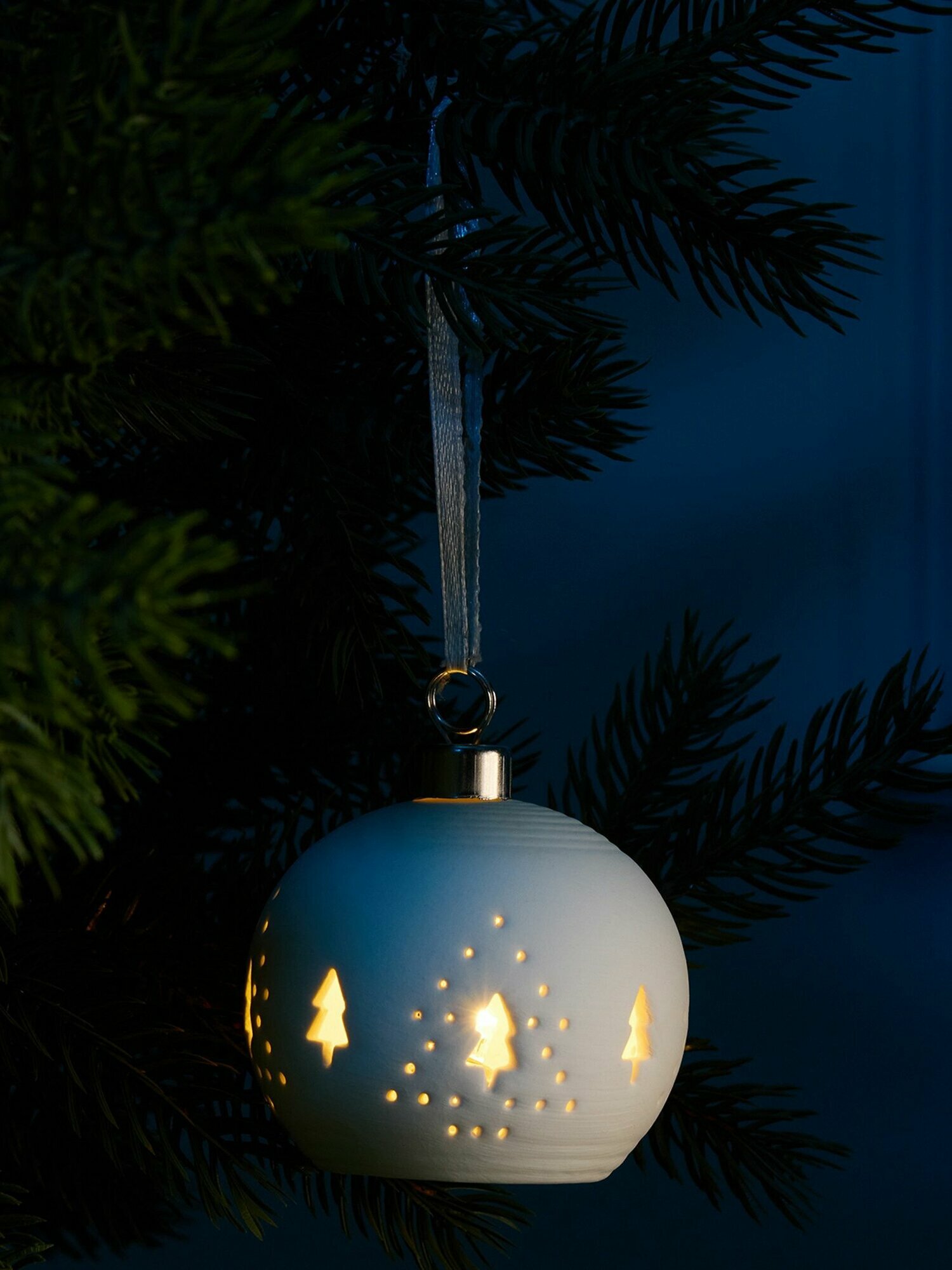 Ёлочный шар "Ёлочки" от батареек, 6.9х6.9х5.9 см, новогодний интерьерный декор, световая фигура, украшение на Новый год, керамическая игрушка на ёлку, 1 LED фонарик, свечение тёплое белое