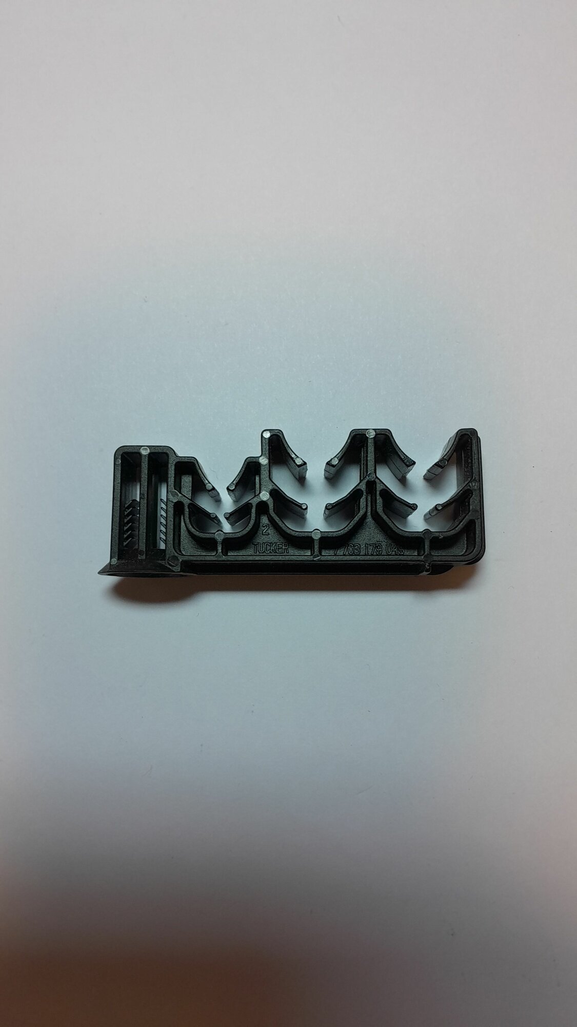 Фиксатор держатель оригинал RENAULT 7703179049 .