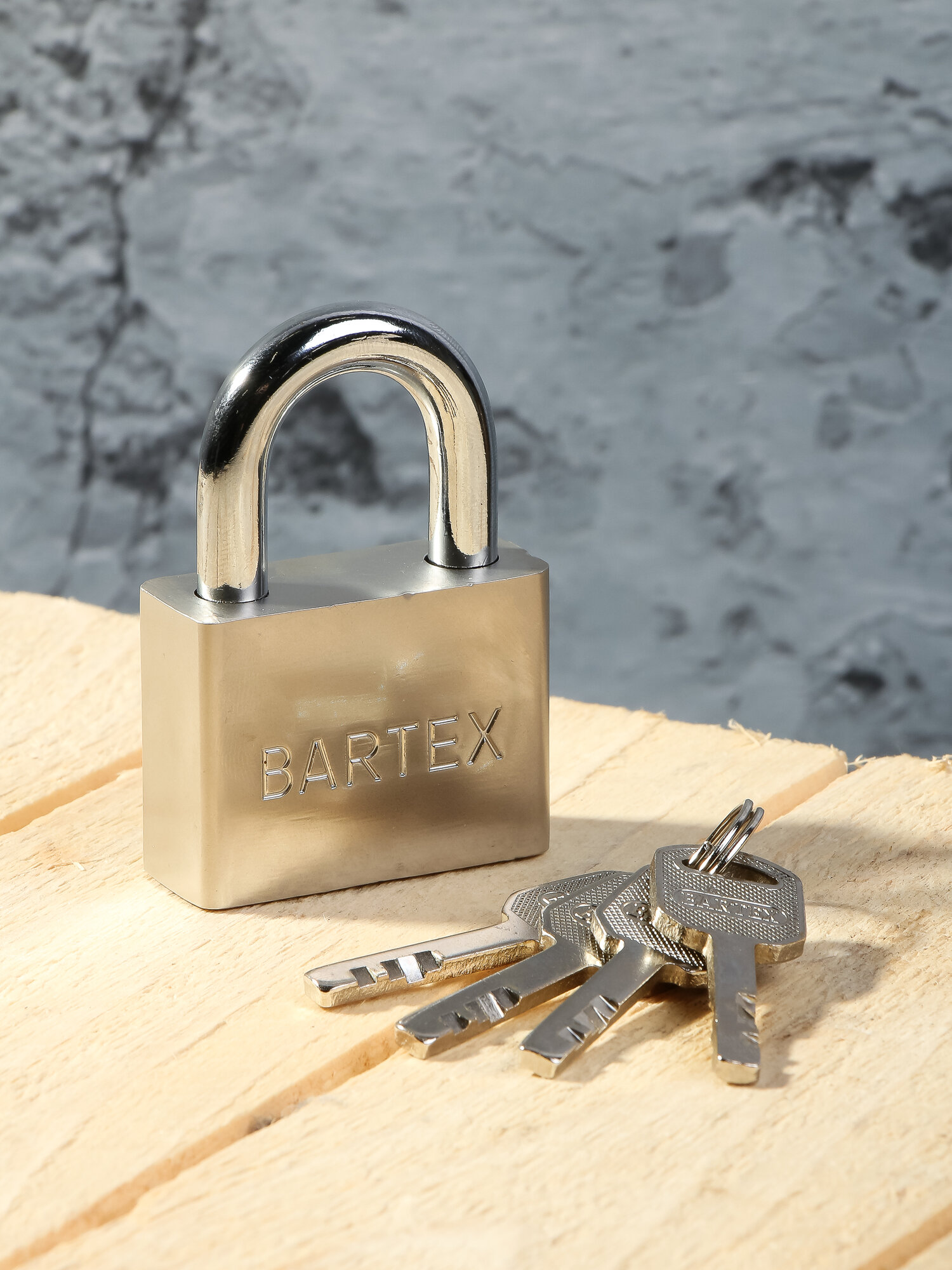 Замок навесной Bartex 50 мм чугунный дисковый с антикоррозийным покрытием никель, 4 ключа в комплекте, модель 504669.