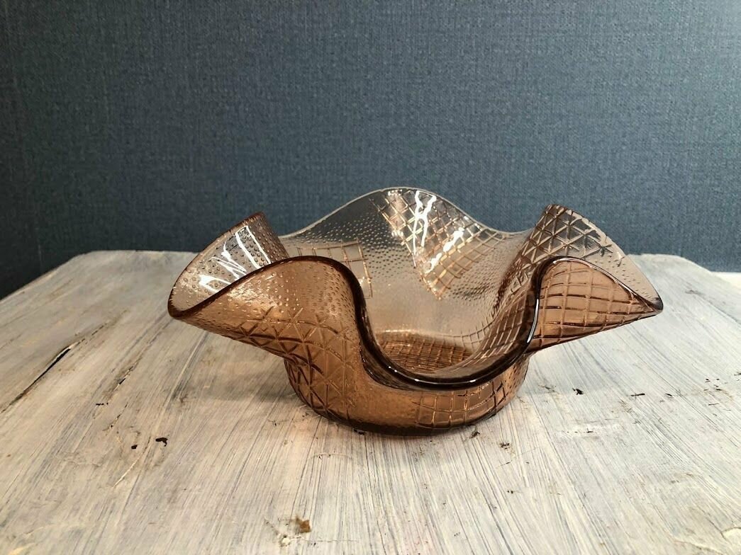 Шикарная конфетница с времён СССР, рельефное, янтарное стекло