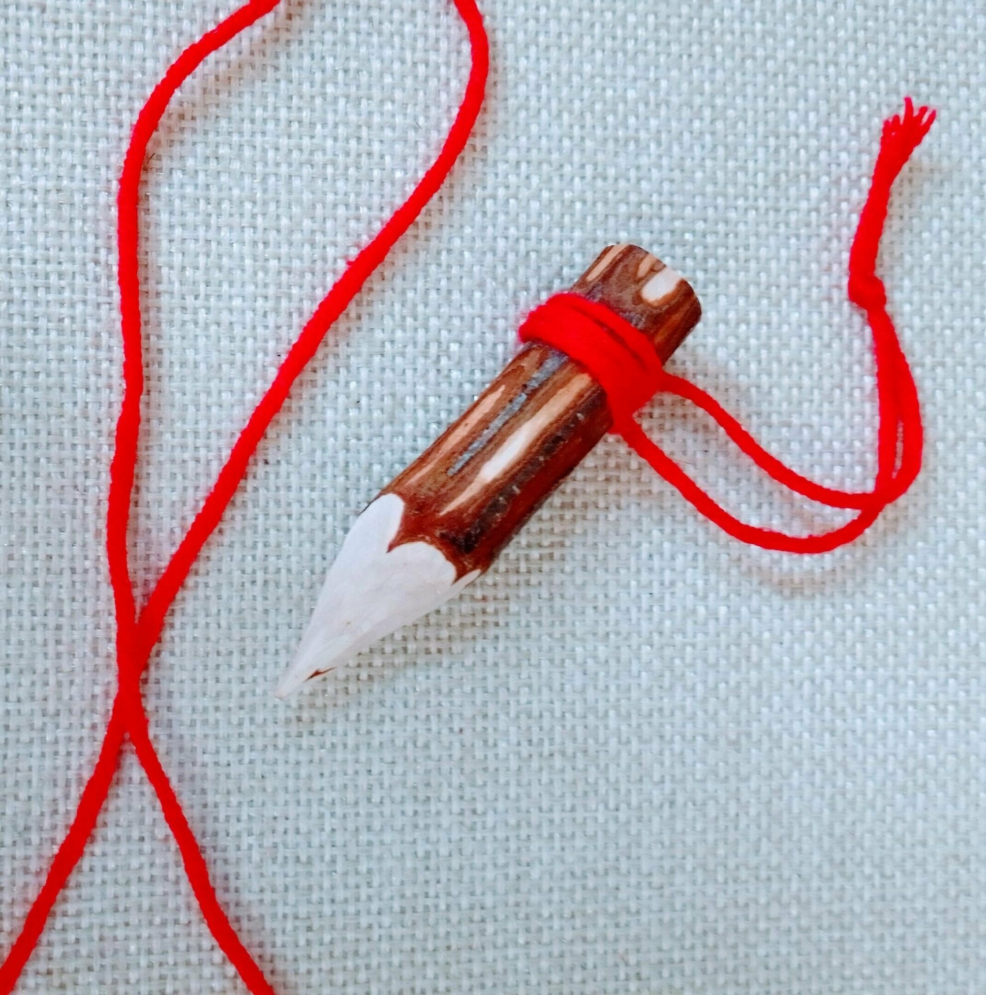 Осиновый кол 6 см.+ Красная нить на руку. Мощный оберег от сглаза и порчи.