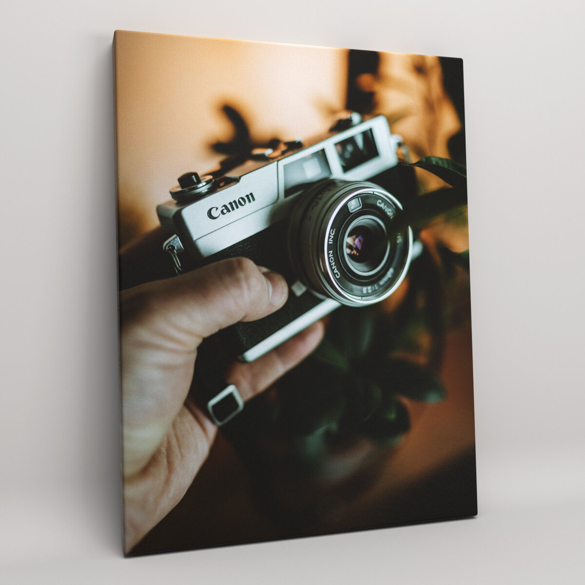 Картина на холсте (интерьерный постер) "Ретро фотоаппарат" фотография, с деревянным подрамником, размер 45x60 см