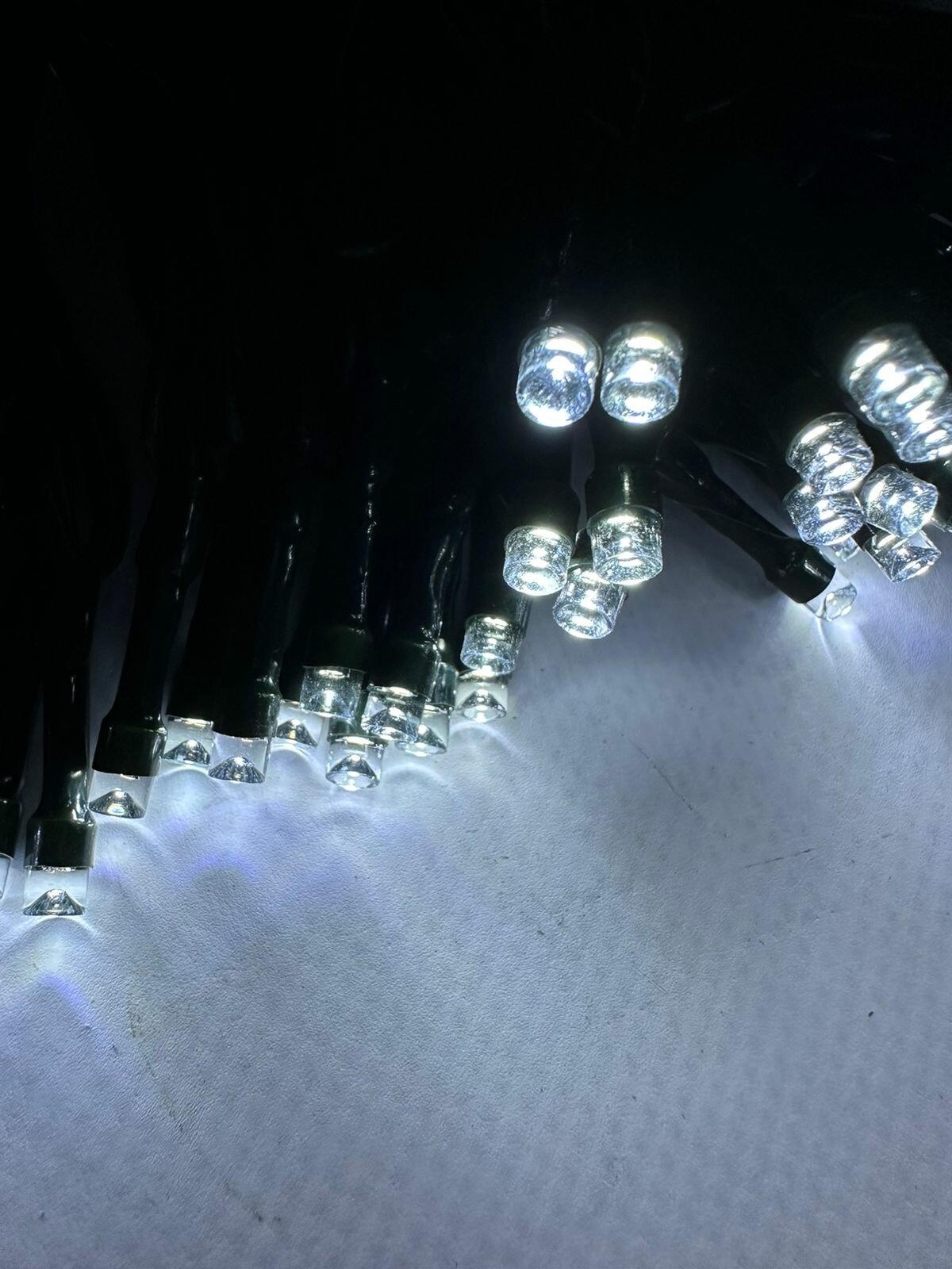 Новогодняя гирлянда уличная линейная, 100 LED, белая на тёмном проводе, 10 метров, 8 режимов, 3*АА