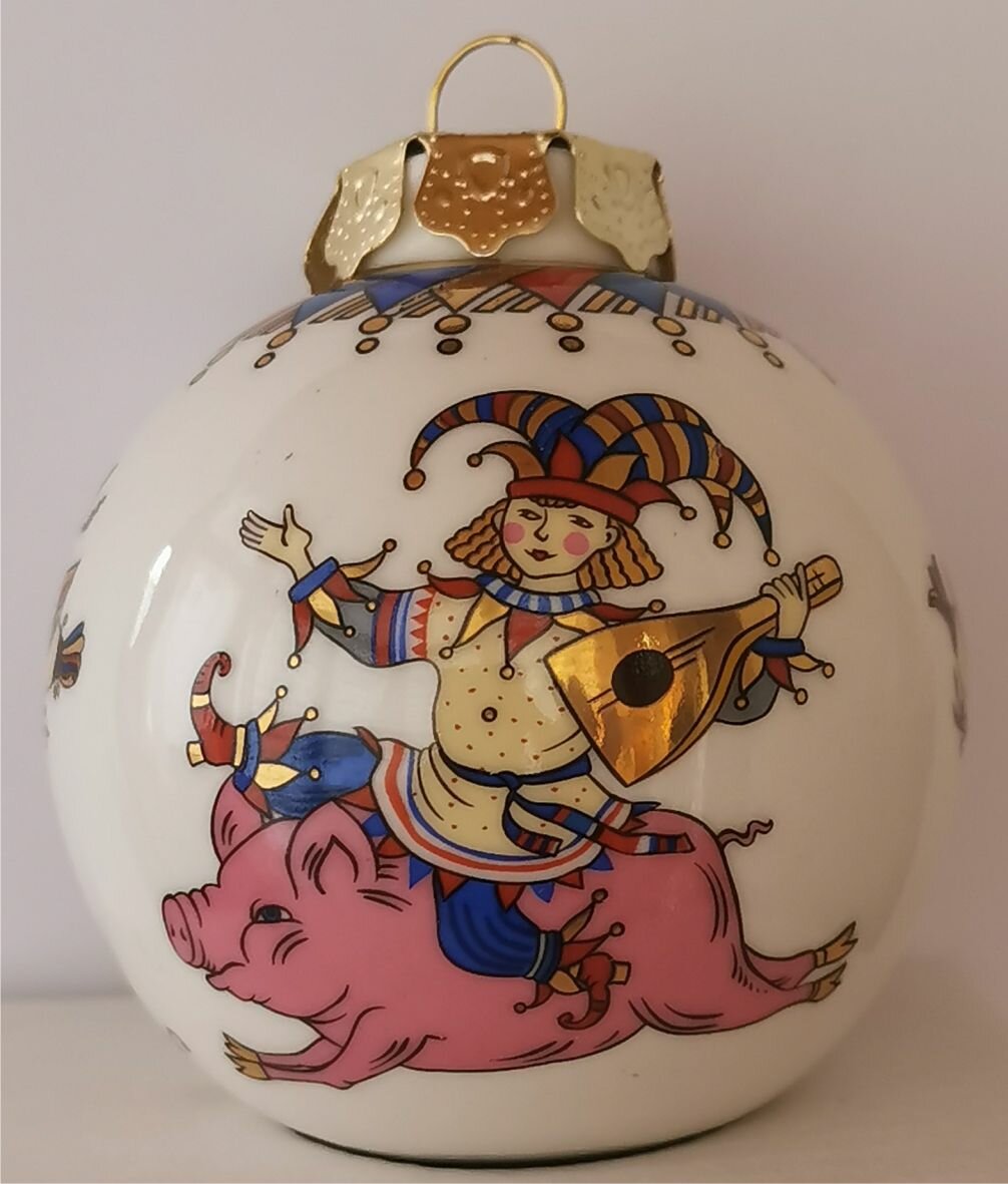 ШАР фарфоровый Новогодний на ёлку-"скоморохи-верхом на поросенке" диаметр-65 мм, в картонной коробке.