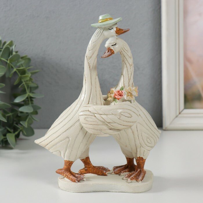 Фигурка полистоун «Гусь с гусыней: объятия», 14.5×8×18.5 см