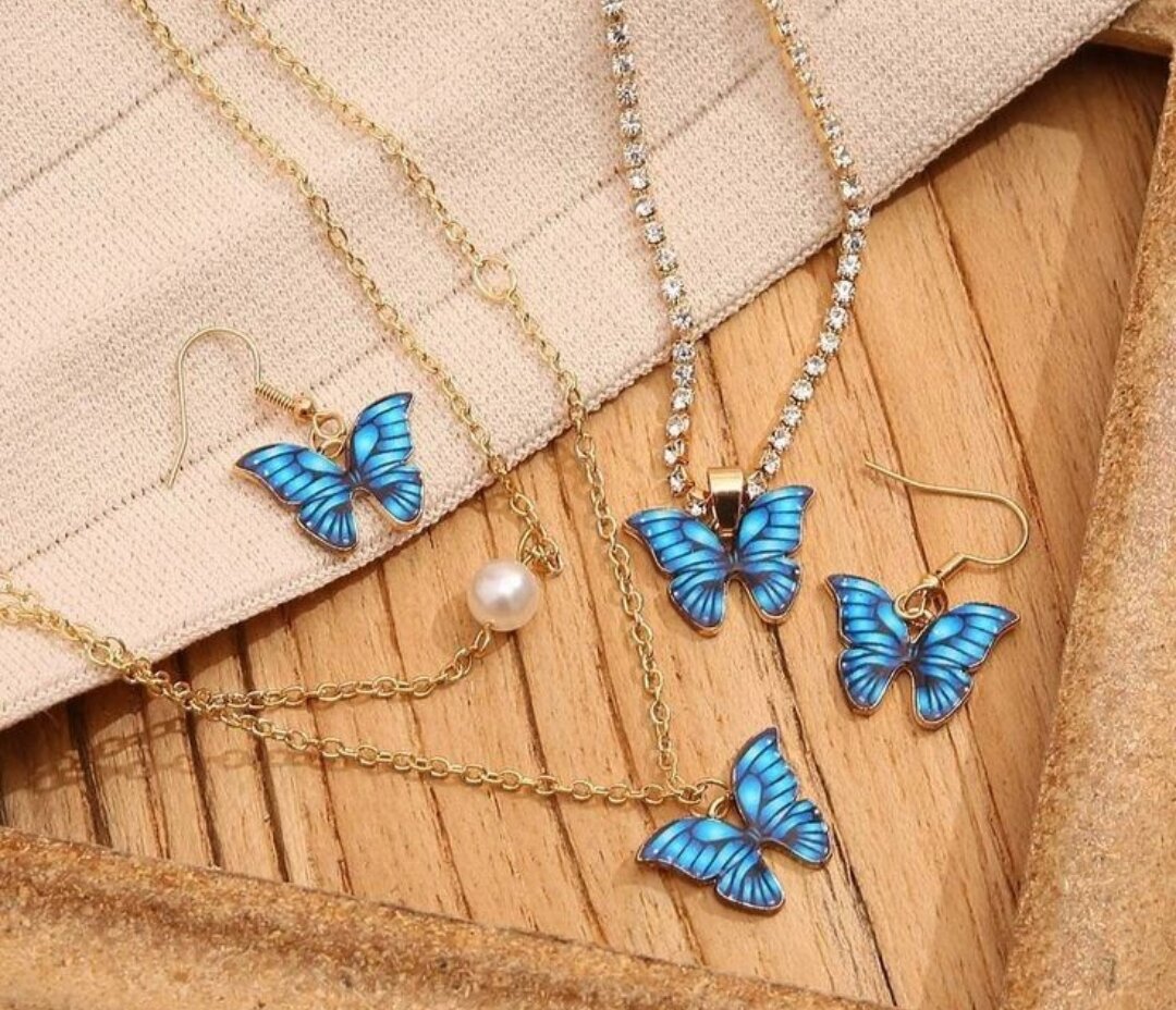 Комплект бижутерии: цепь, серьги, браслет