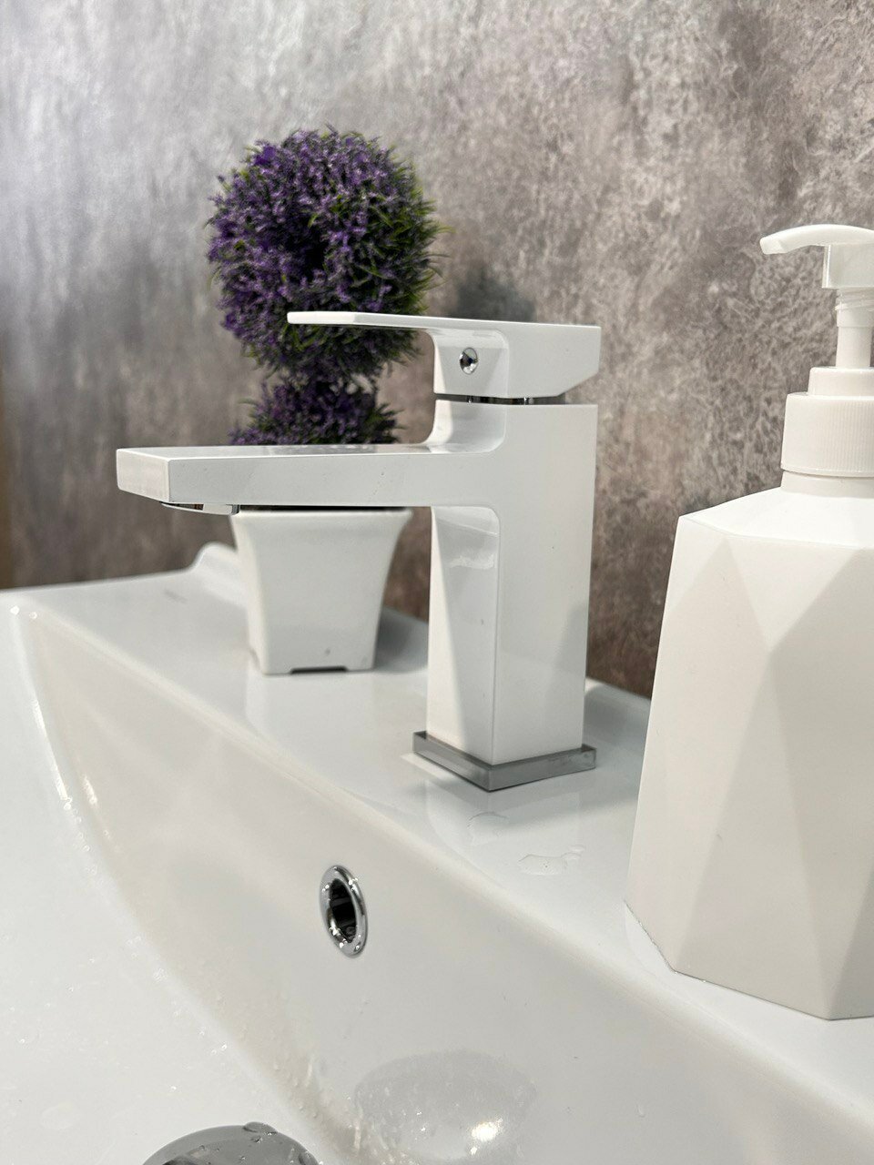 Смеситель для раковины и умывальника V393511-F цвет белый от бренда Vieir