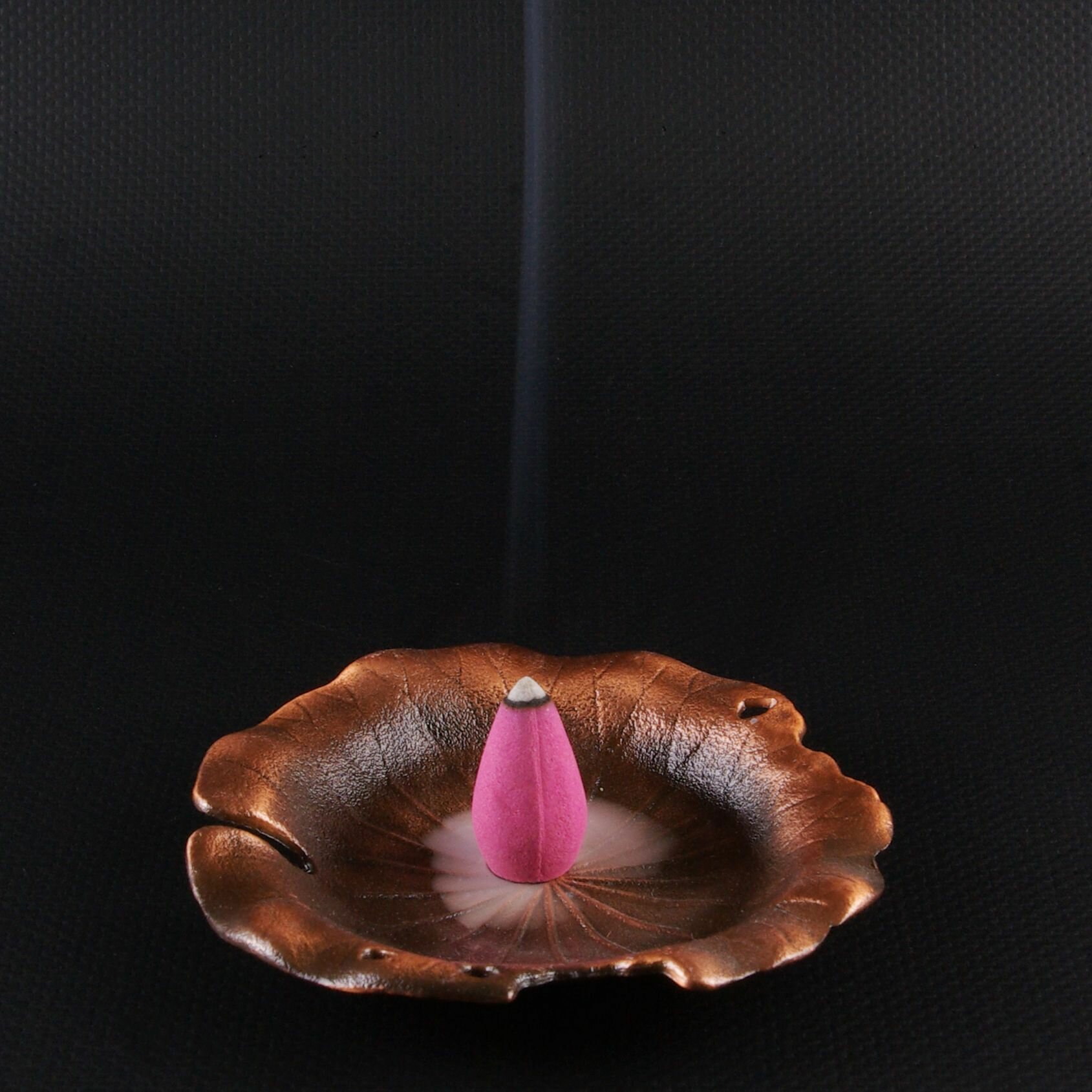 Подставка для благовоний "Лист". Латунь. Китай, вторая половина ХХ века.