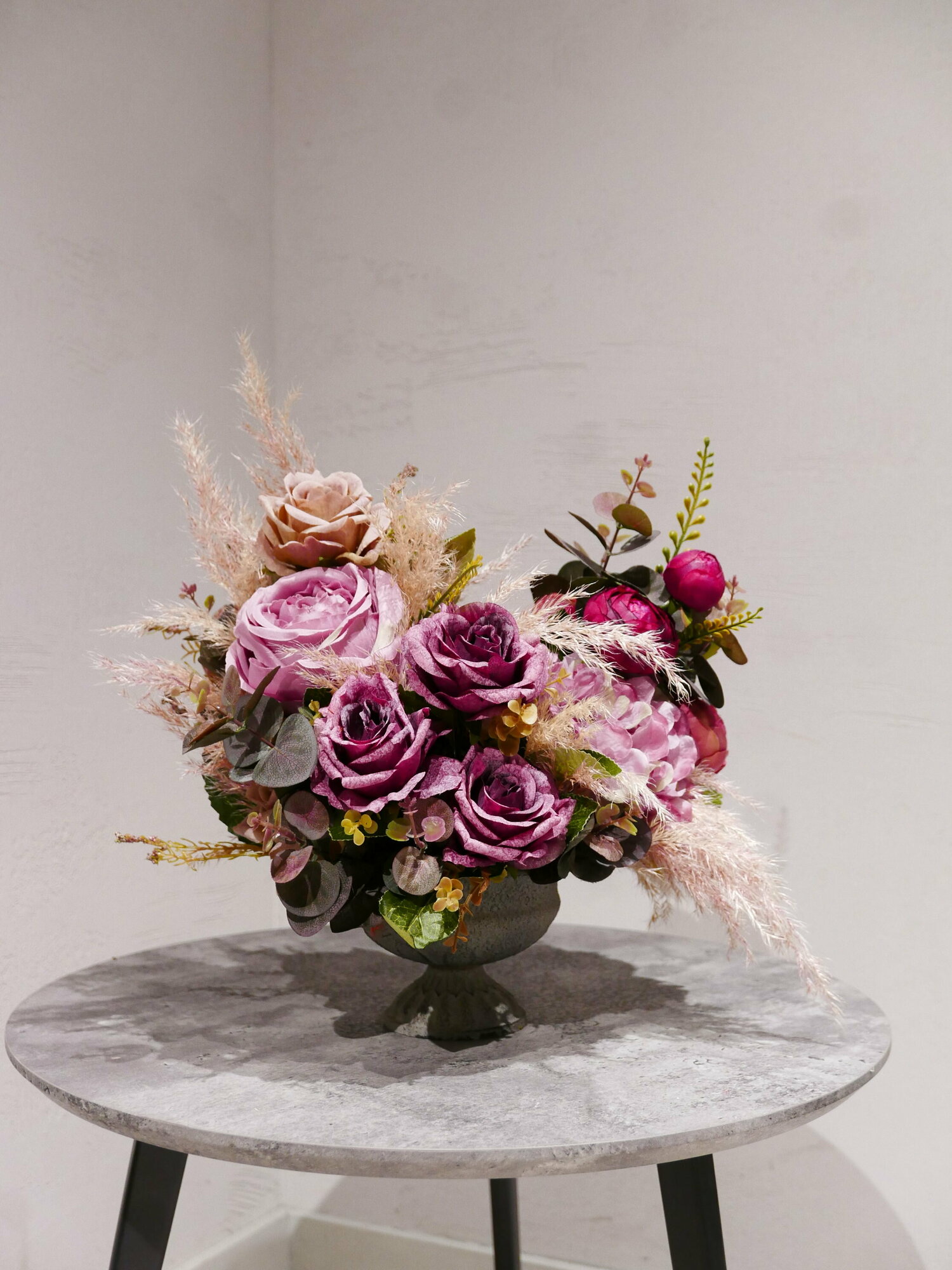 Композиция из искусственных цветов и сухоцветов