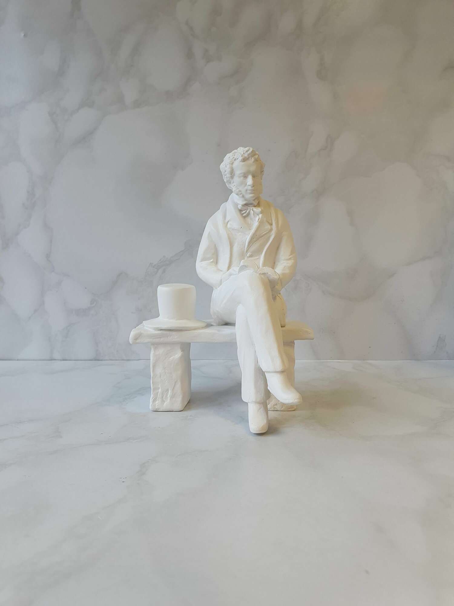 Статуэтка А. С. Пушкин на скамейке. Гипс. Цвет белый