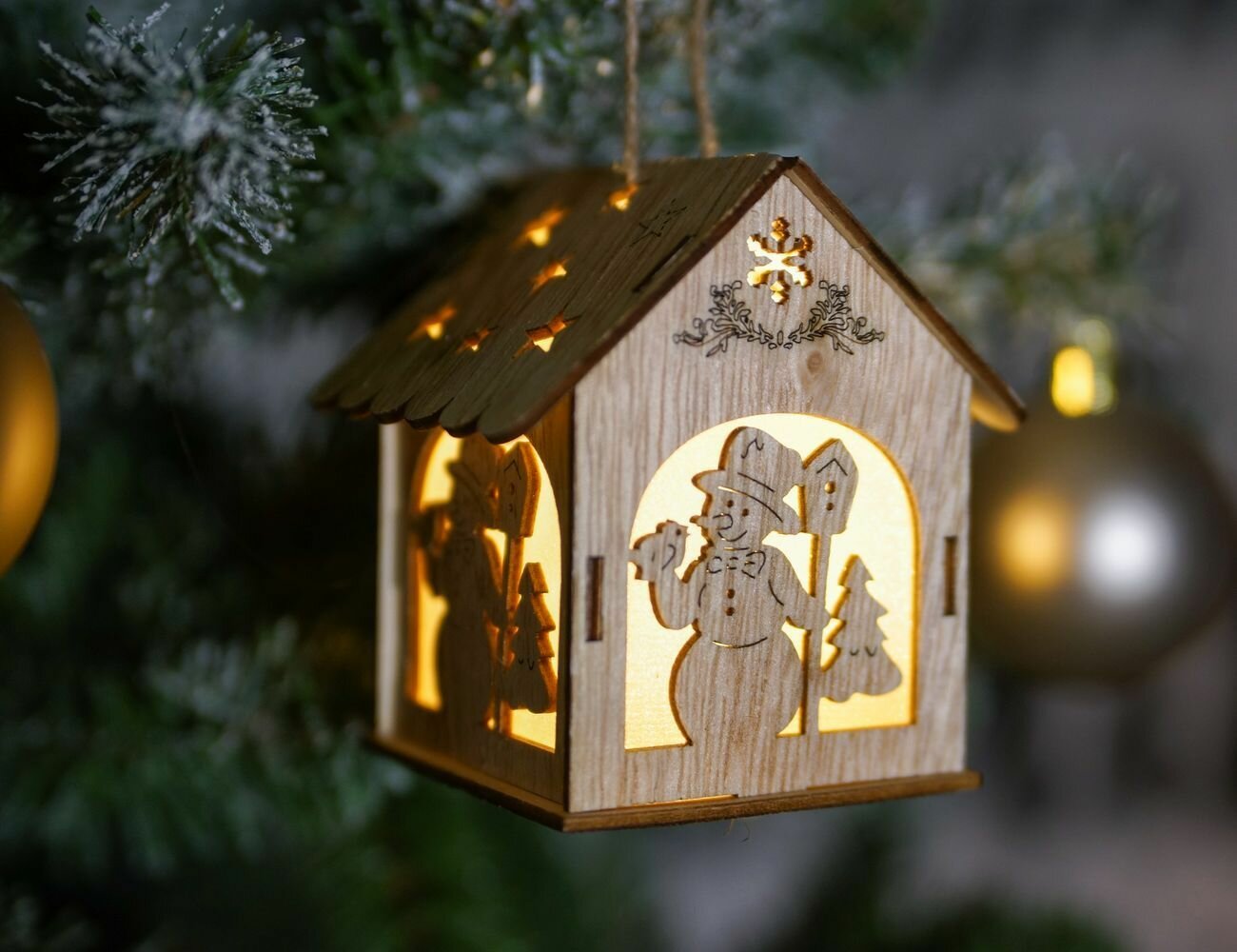 Светящаяся елочная игрушка волшебная избушка С снеговиком дерево, 9 см, на батарейках, Koopman International ANM500030-2