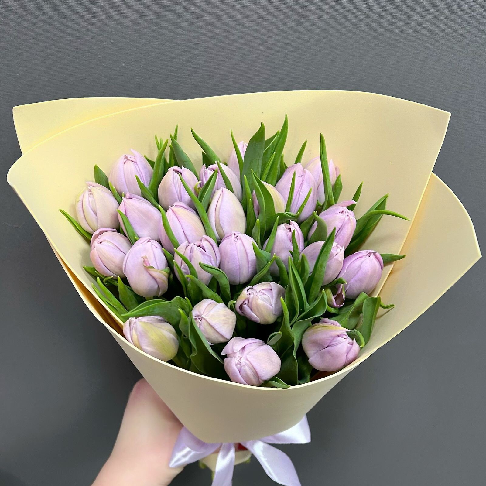 25 сиреневых пионовидных тюльпанов в бежевом фоамиране