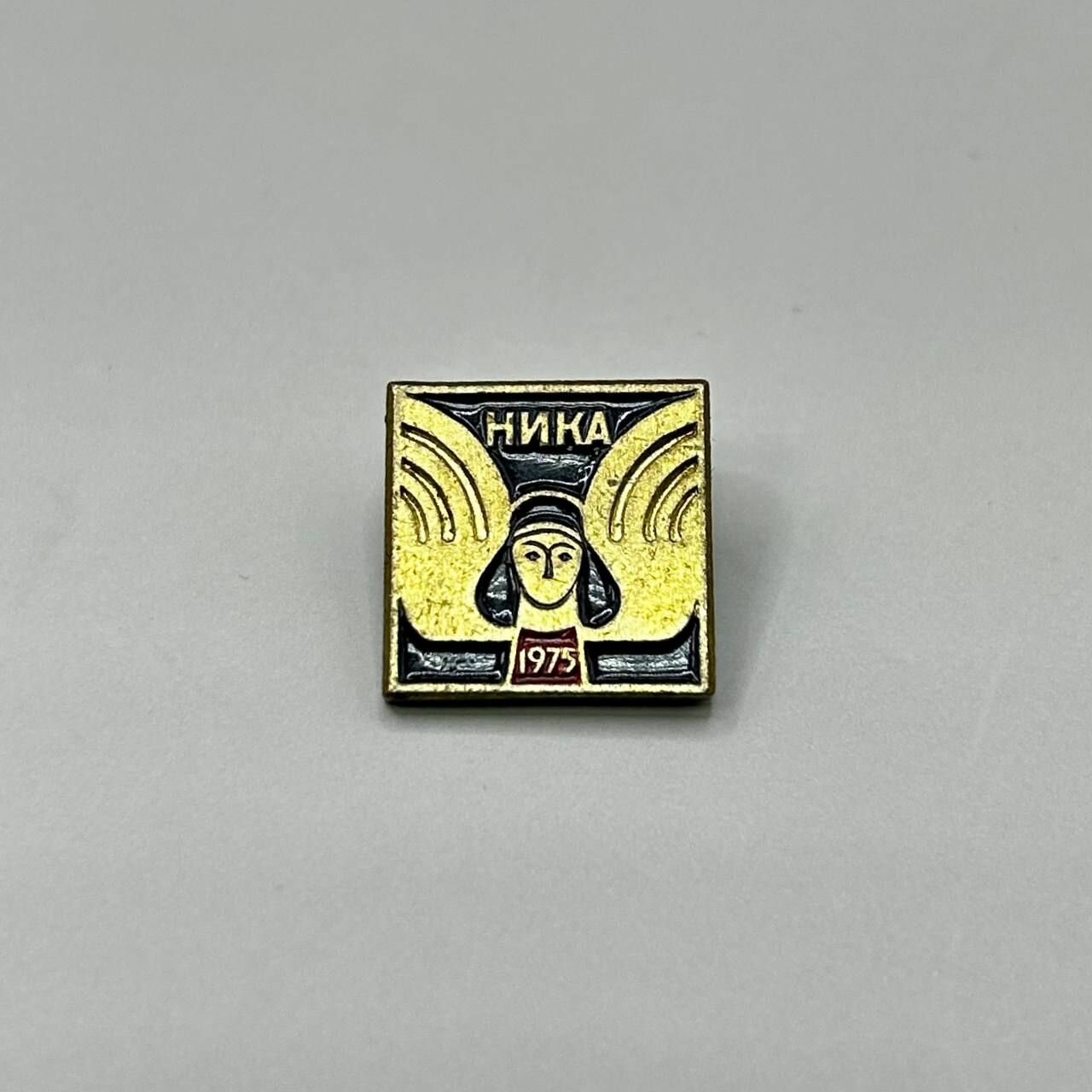 Значок коллекционный "Камаз - Ника" 1975 год! Редкий!