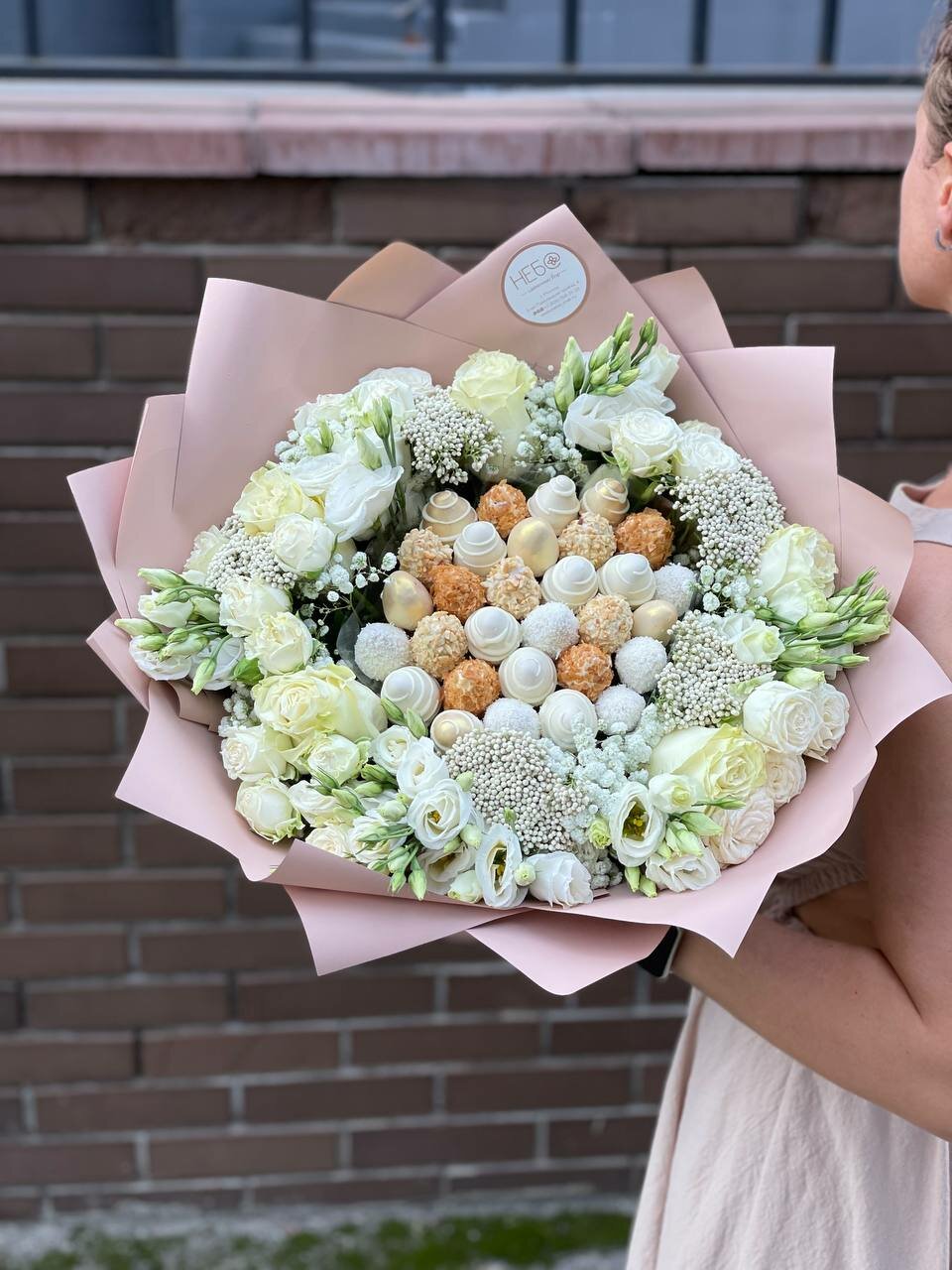 Букет с клубникой в белом шоколаде, орех, кокос, вафля, микс цветов в белом оттенке, Milk