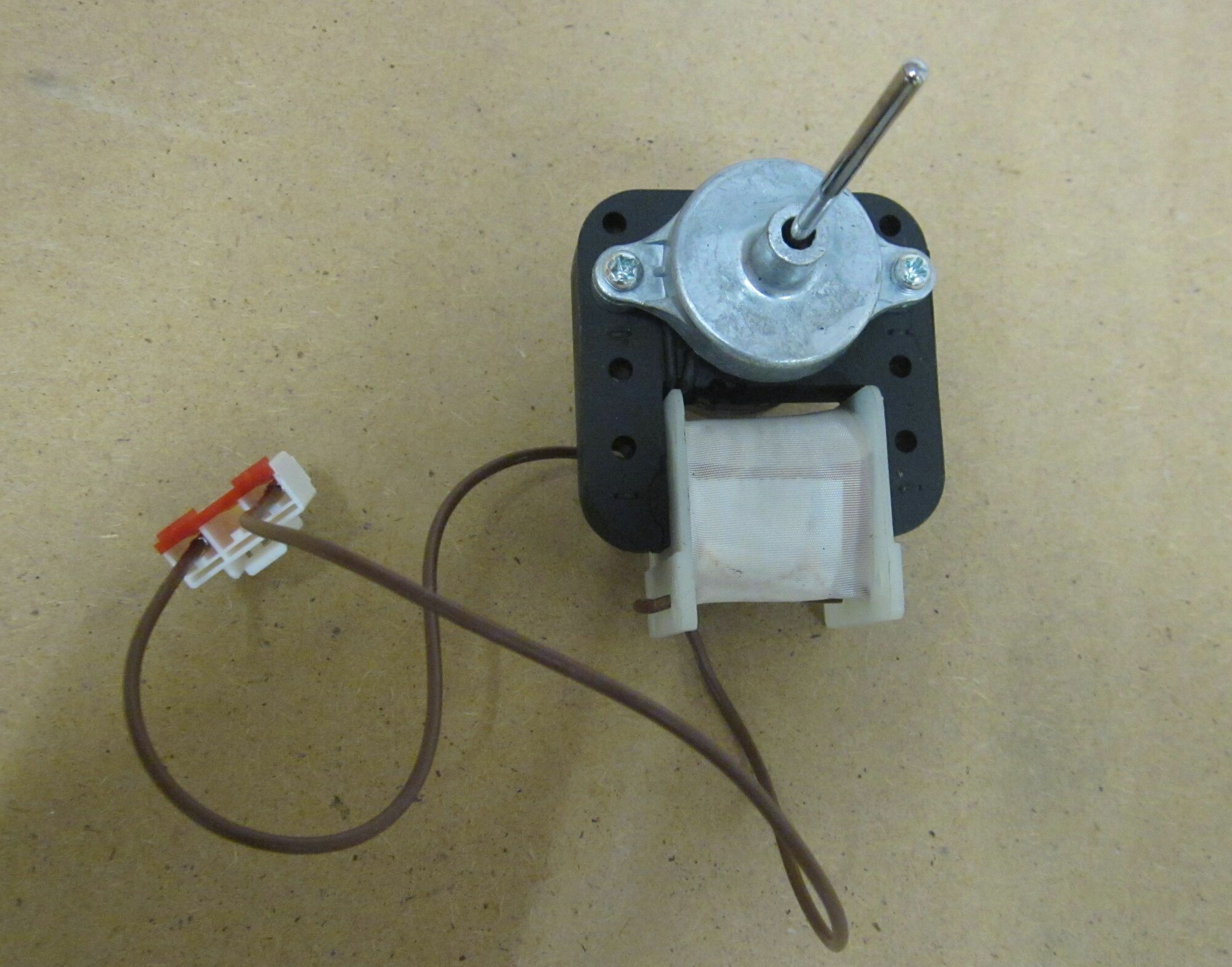 Мотор (двигатель) вентилятора IS-23213ARCA 220V 9W для холодильника DAEWOO (4825820185 / 00104571)