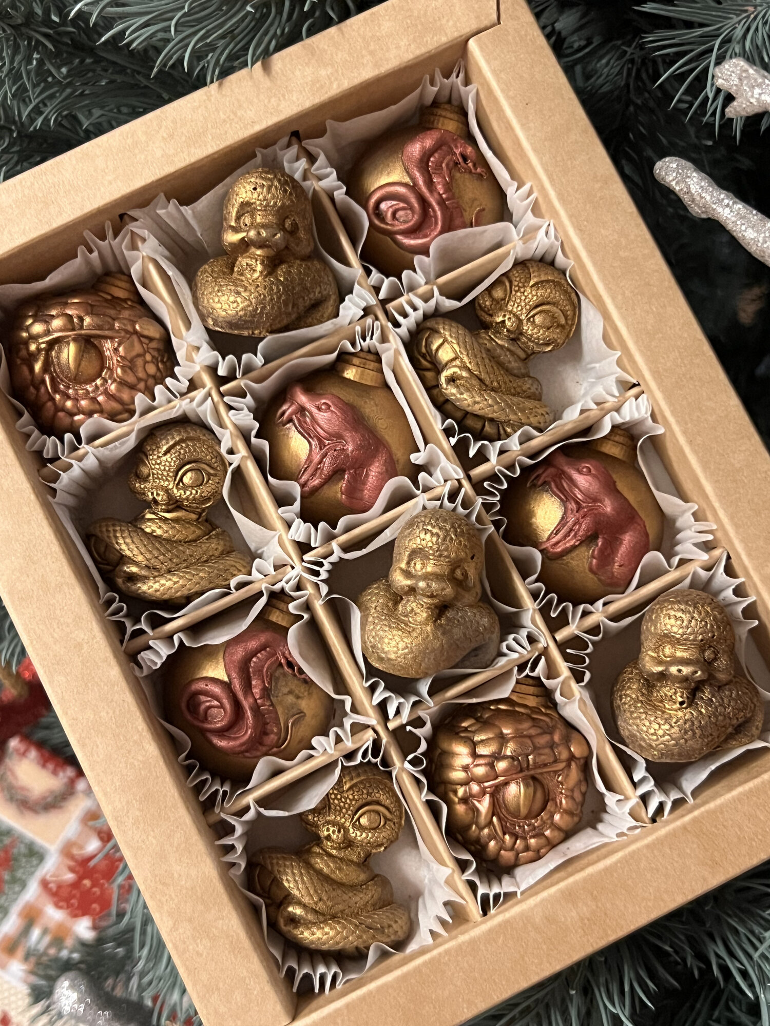 Шоколадный набор "Конфеты на новый год" №129 - Змея 2025, темный шоколад, ручная работа