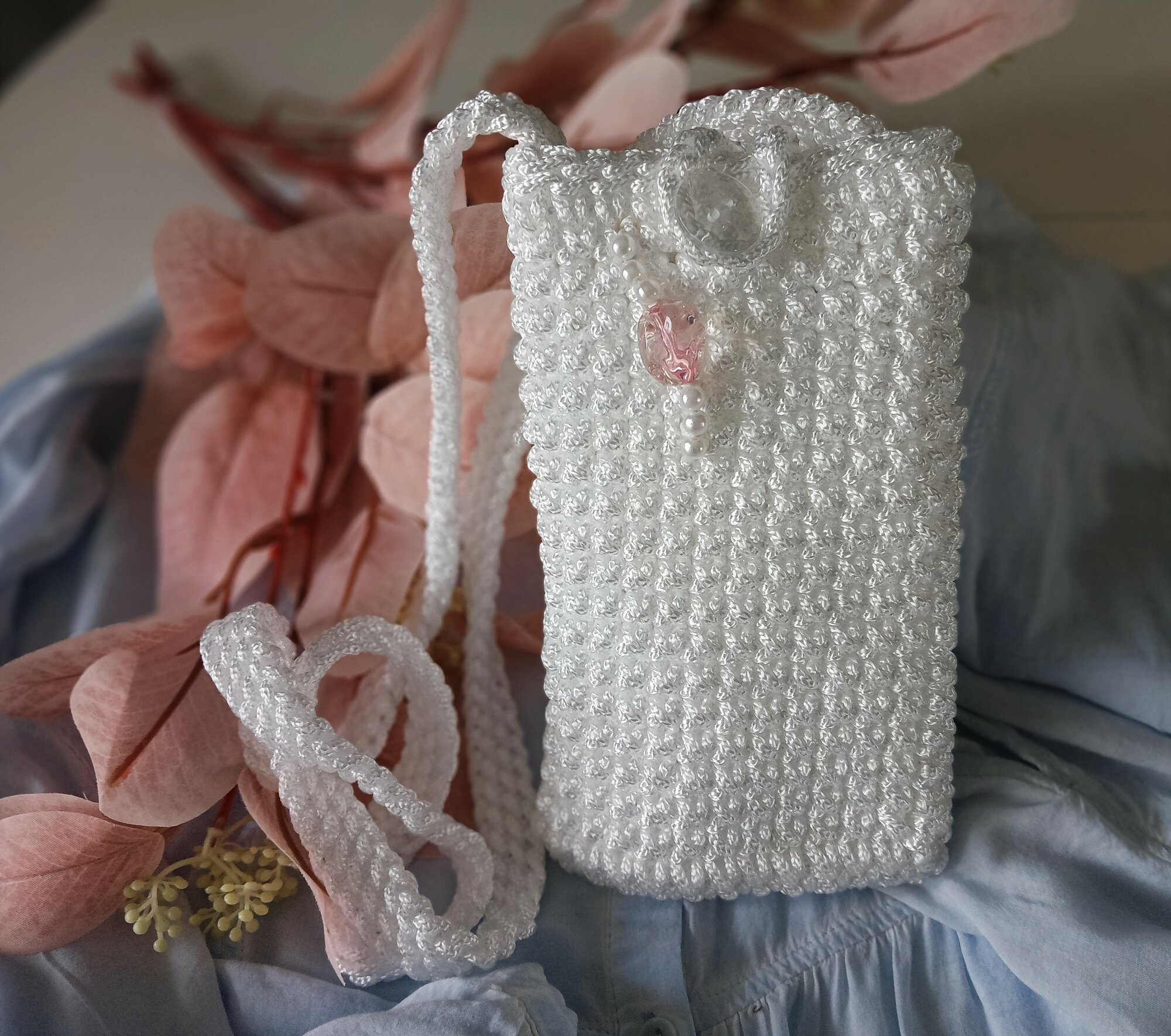 Чехол для смартфона, через плечо, вязанный с бусинами, белый, полиэстер плотный.