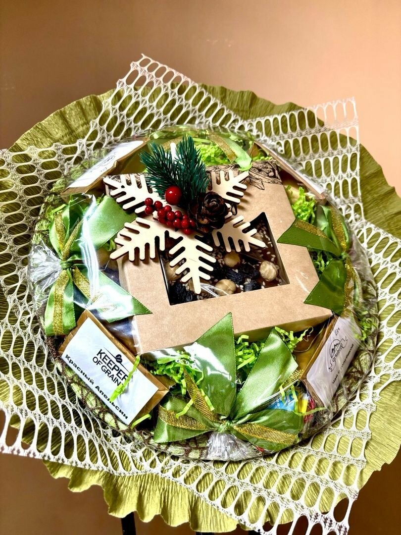 Сладкий Букет из чая, кофе, орехов и шоколада/Чайно-кофейный букет со сладостями "Новогодний".750гр. Диаметр 30см. Подарок маме, учителю, воспитателю на Новый год.