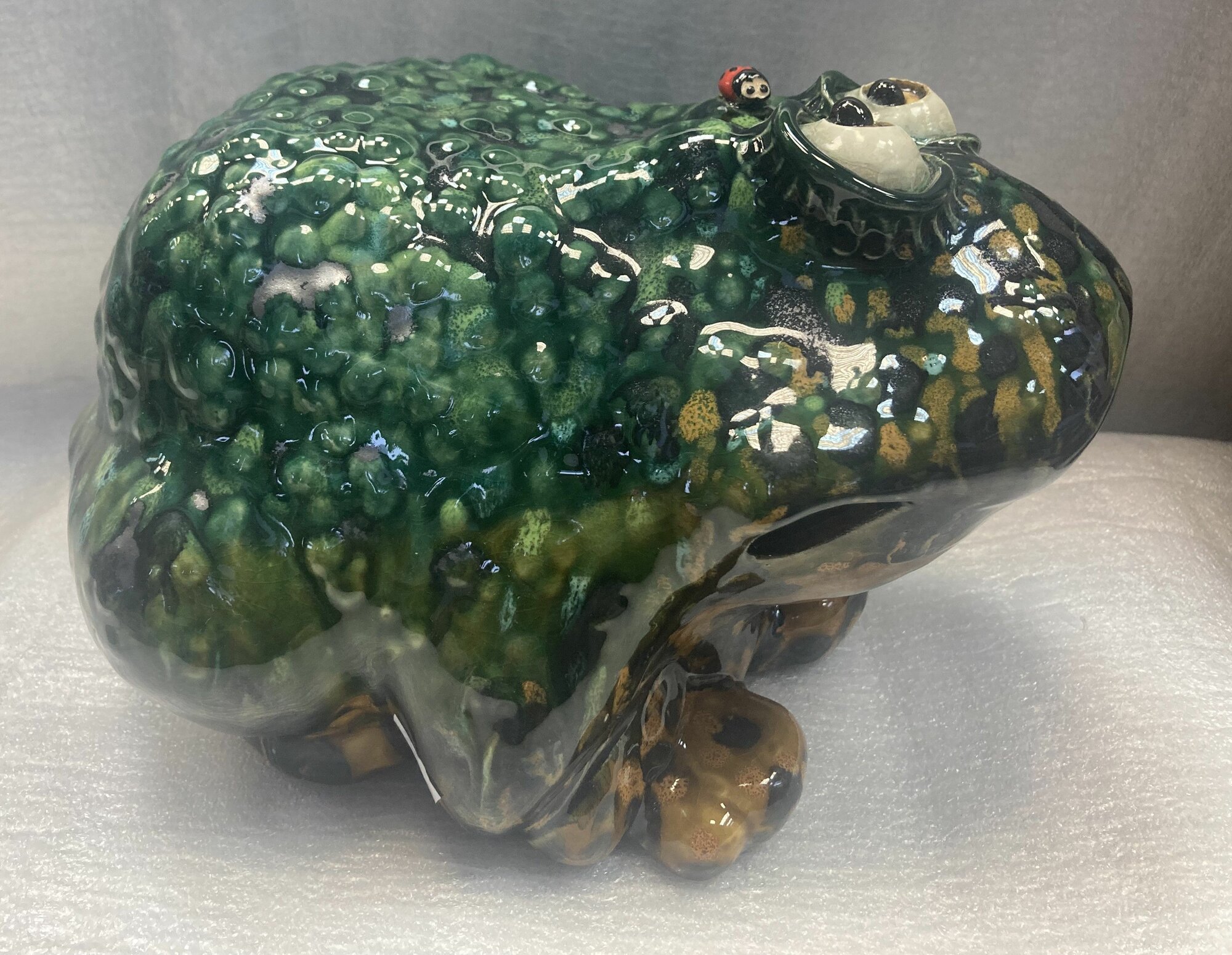 Арт-Салон на Октябрьской интерьерная статуэтка "Лягушка-бык",17x23х22 см; керамика, ручная работа;