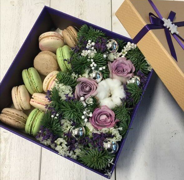 Сладкий новогодний подарок, коробочка с французскими пирожными макаронс и натуральной хвоей нобилис с розами
