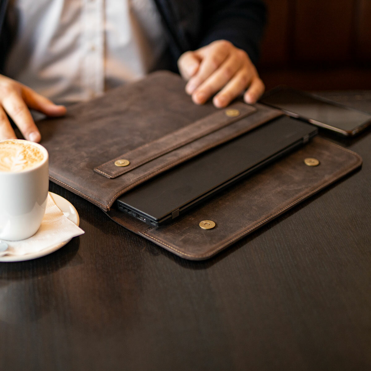 Кожаный Чехол J.Audmorr для ноутбука до 13.6" (Macbook 13, air/pro, m1, m2) коричневый, NewPort 13 Brownee