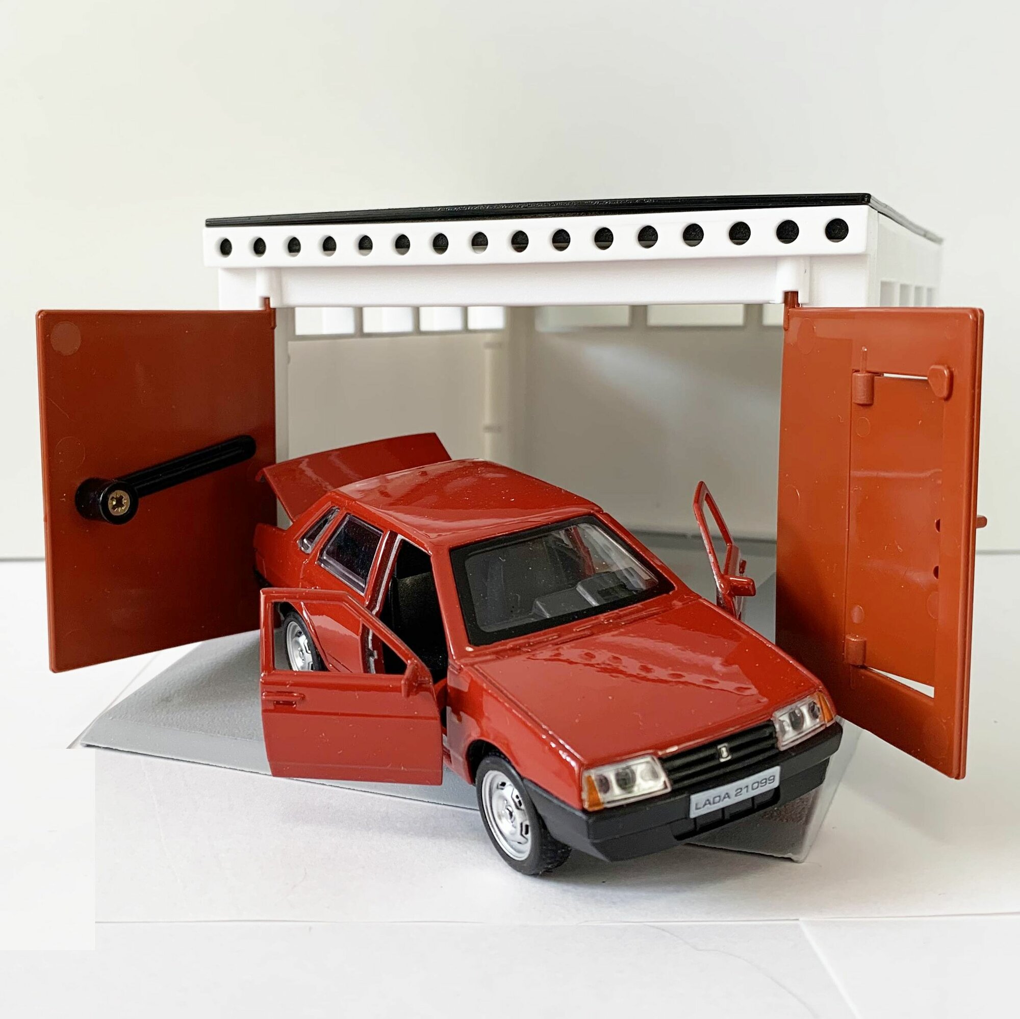 Ретро гараж + машинка игрушка модель LADA 21099 (метал, 12 см, инерция, откр. 2-х дверей и багажника) - красная