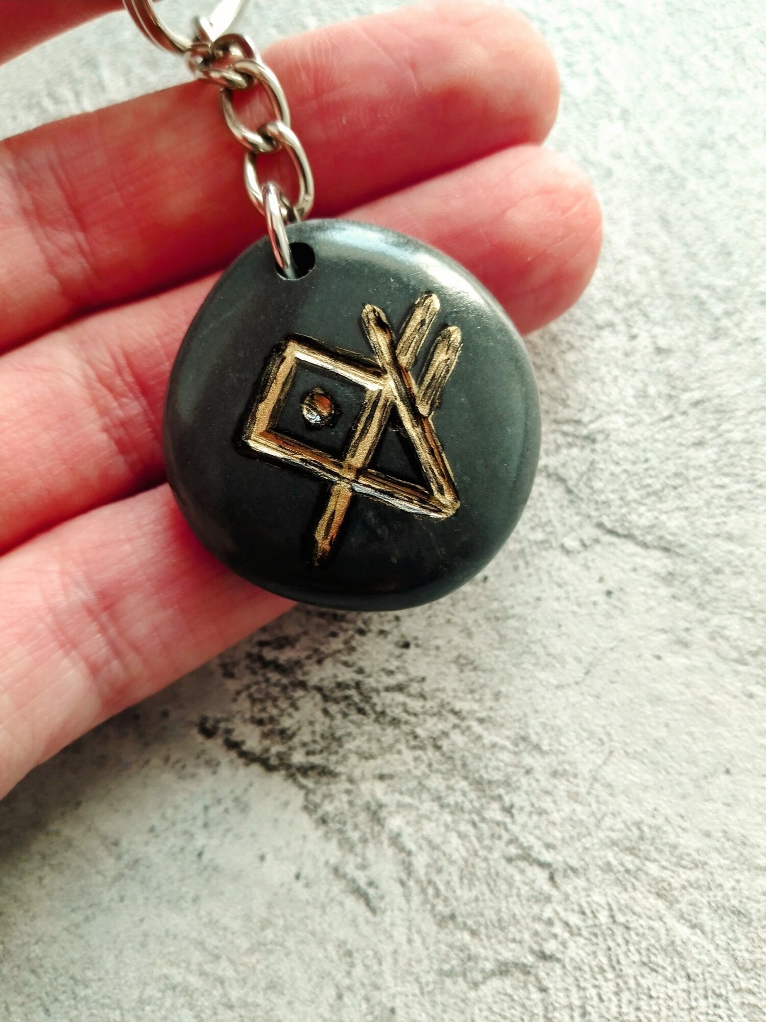 Женский оберег "Найти любовь и выйти замуж" из натурального камня. Брелок.