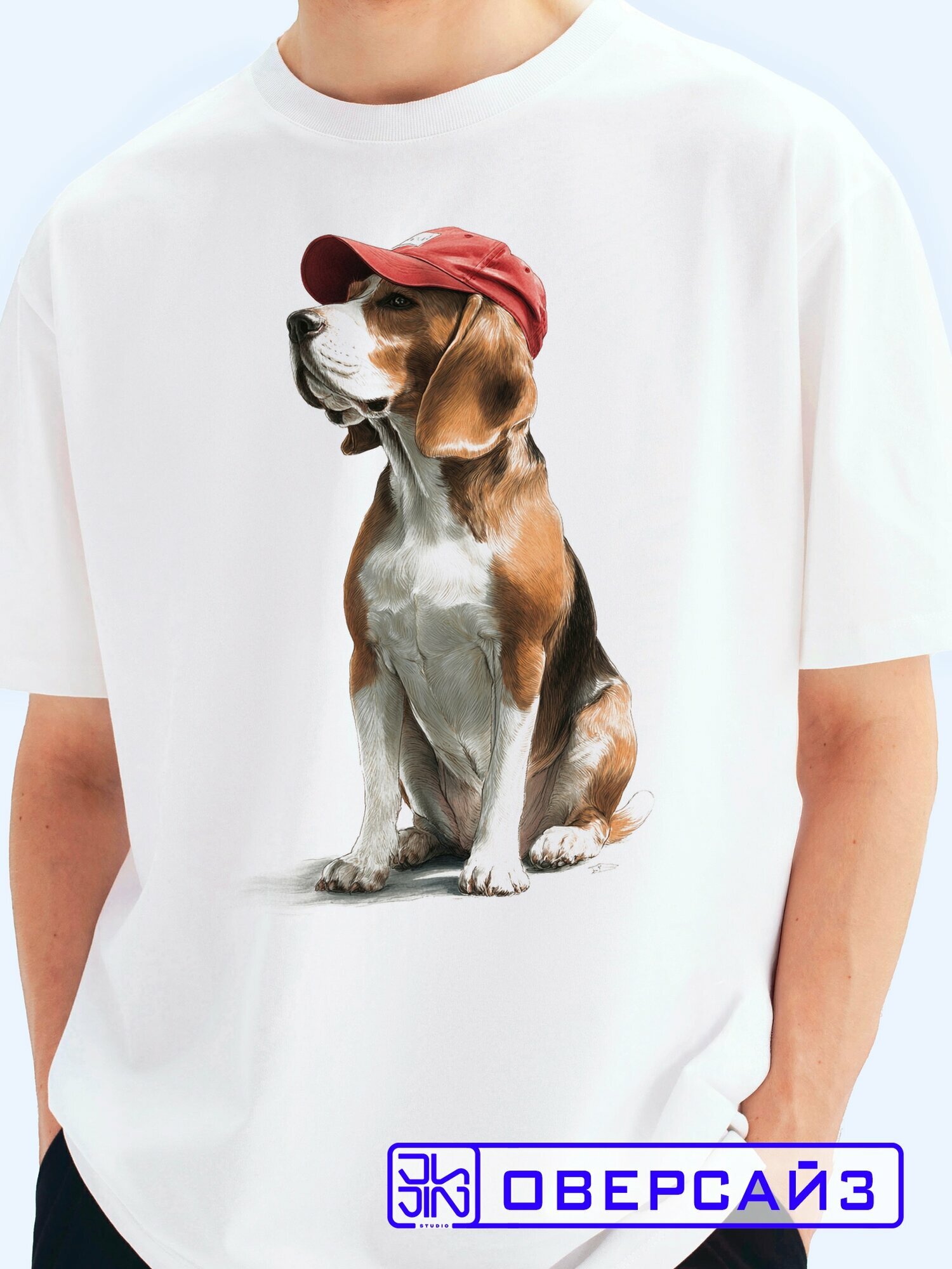 Футболка оверсайз мужская с принтом Смешной веселый бигль с коричневой, белой шерстью и красной кепкой, белый хлопковый трикотаж с прикольным рисунком на груди