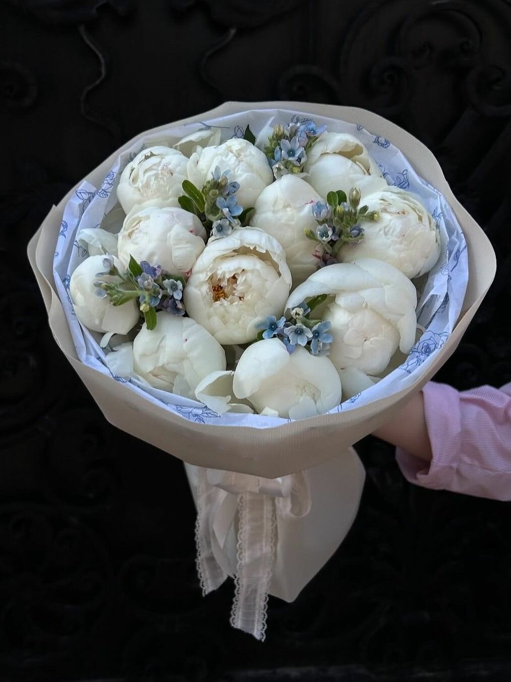 Букет из белых пионов и незаубдок