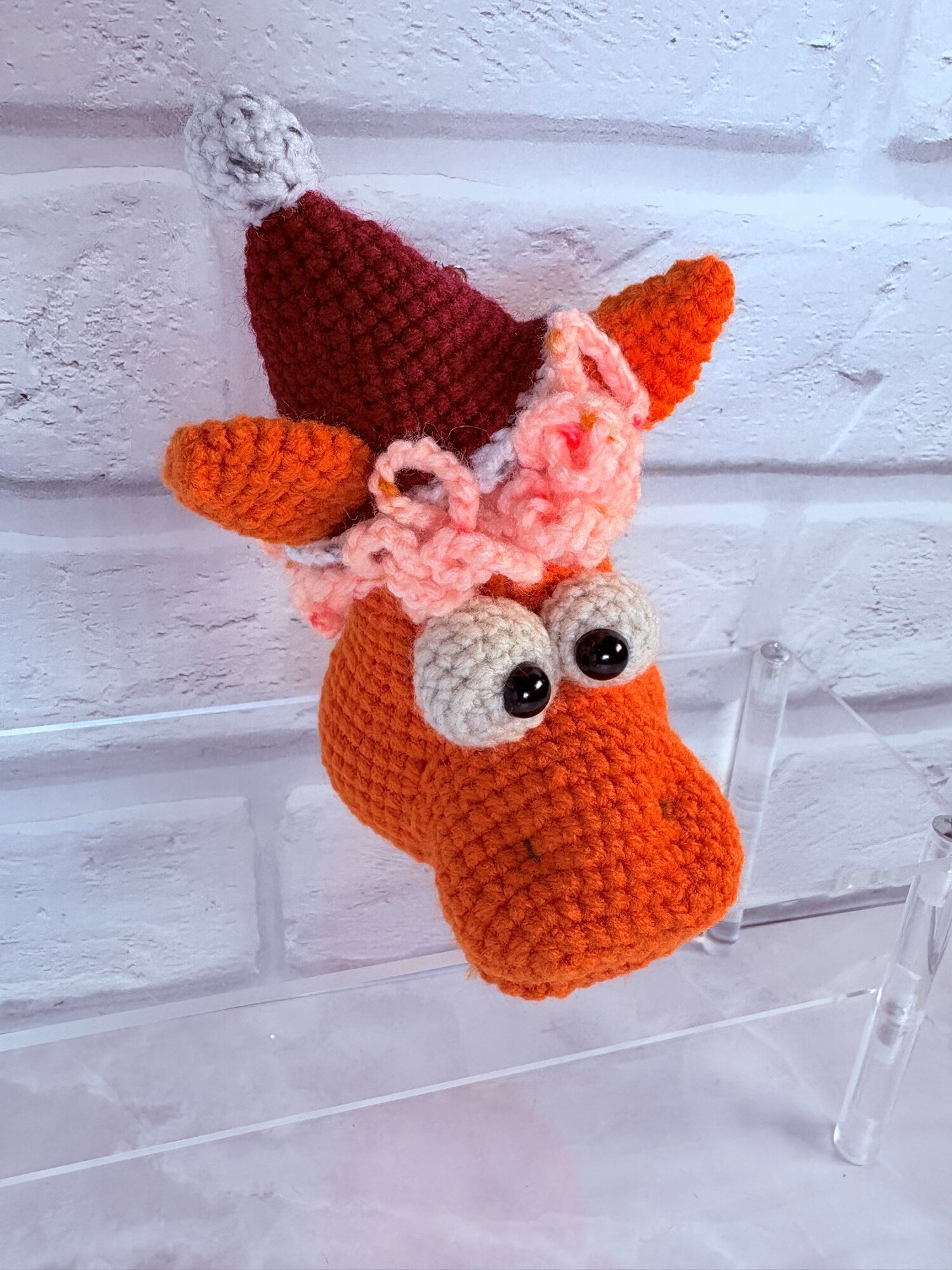 Голова весёлого коня - Рыжий конь Юлий в шапке, амигуруми. Сувенир ручной работы 10 см.