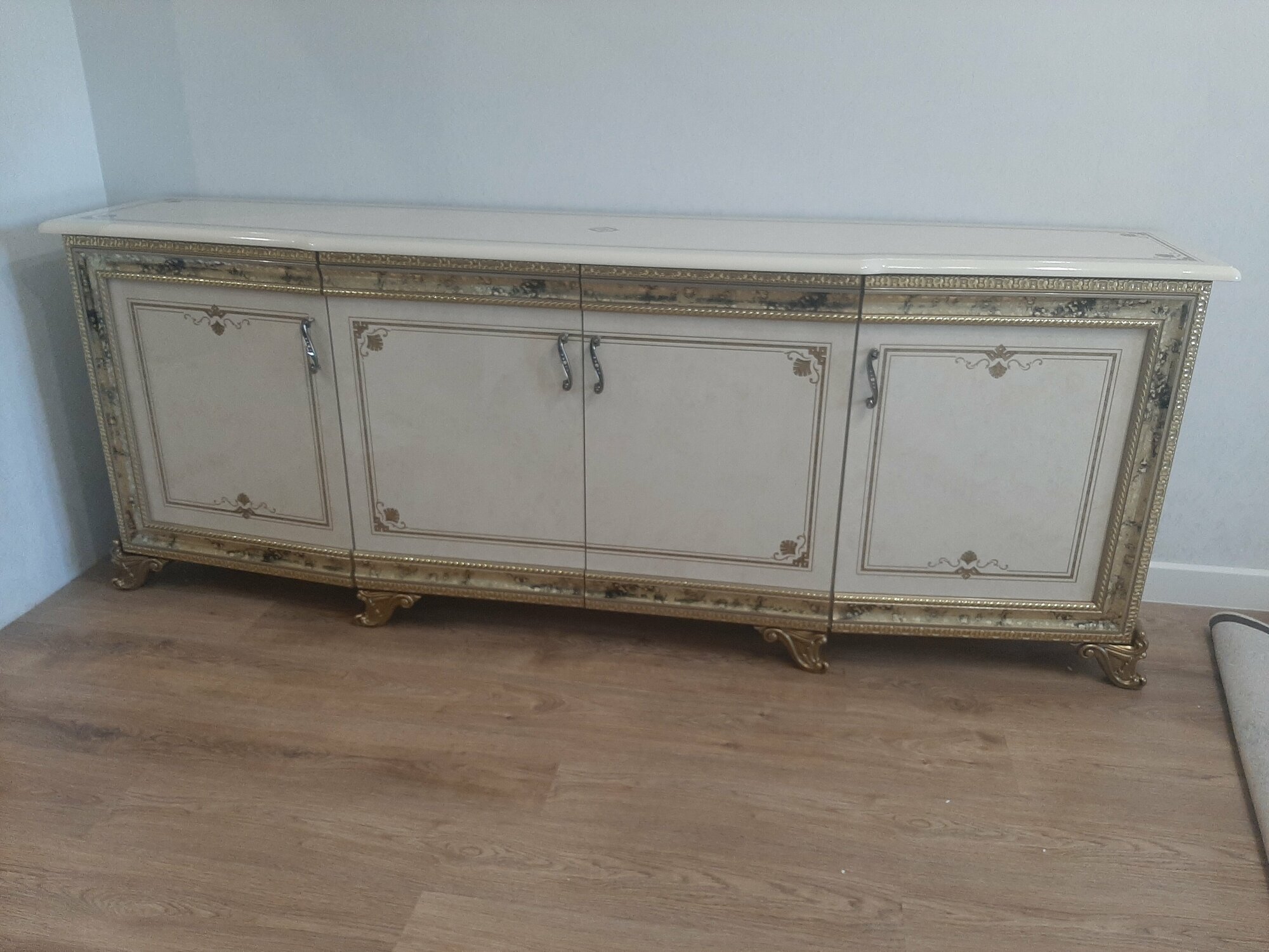 Комод Катя, четырех дверный, цвет бежевый с золотом глянец, фабрики Диа Мебель, Россия.