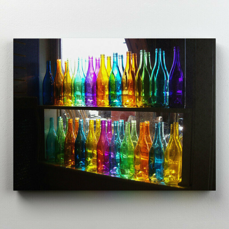 Интерьерная картина на холсте "Бар с разноцветными бутылками" размер 30x22 см